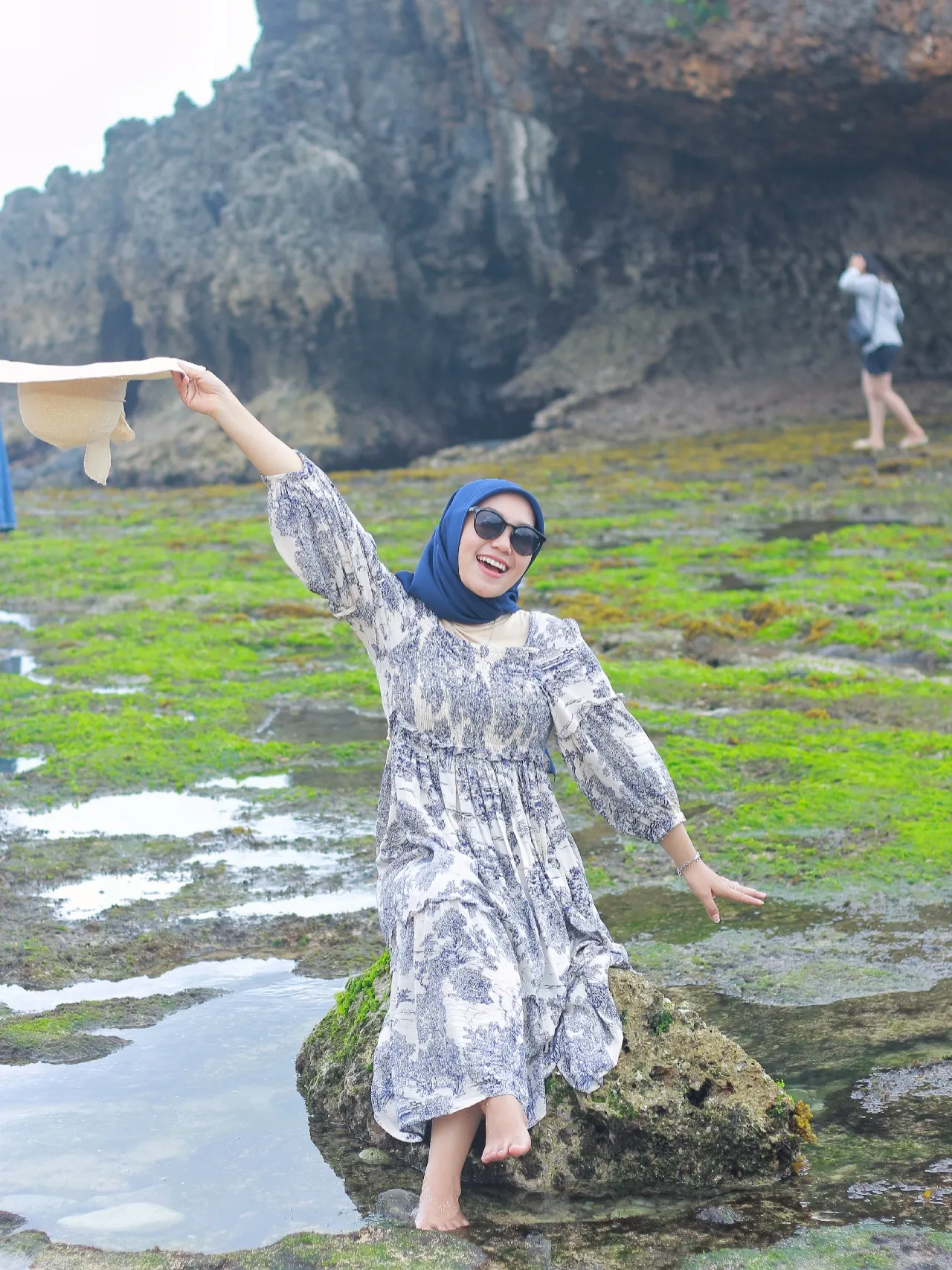 Outfit idea & pose photo di pantai😍 | Galeri diposting oleh Mima aja | Lemon8