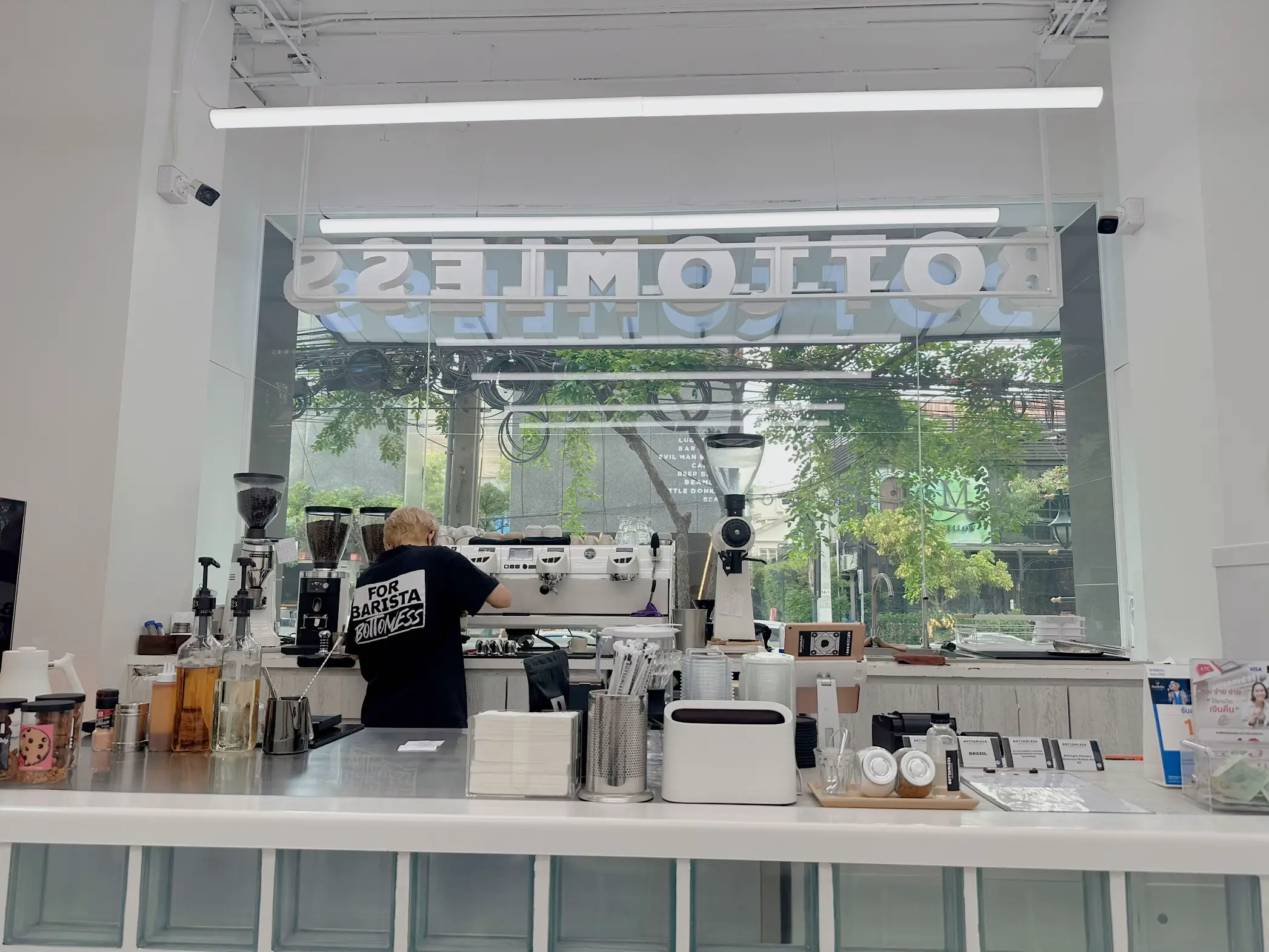 📍bottomless at Thong Lor,สุขุมวิท55 | แกลเลอรีที่โพสต์โดย Achiプロイ | Lemon8