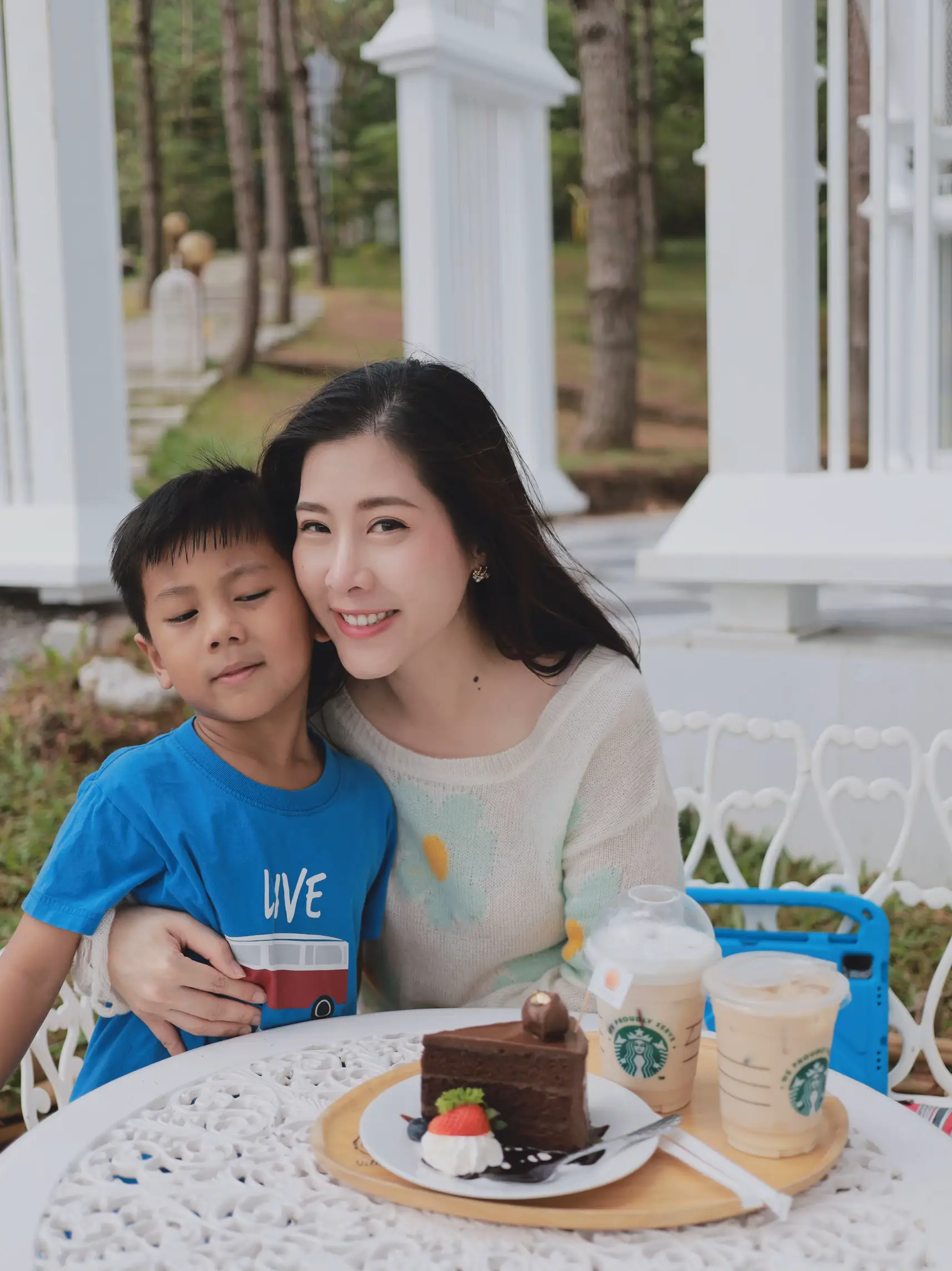 คาเฟ่น่ารักกับstarbuck บนเขา😋☕️ | แกลเลอรีที่โพสต์โดย Pookie Pook | Lemon8