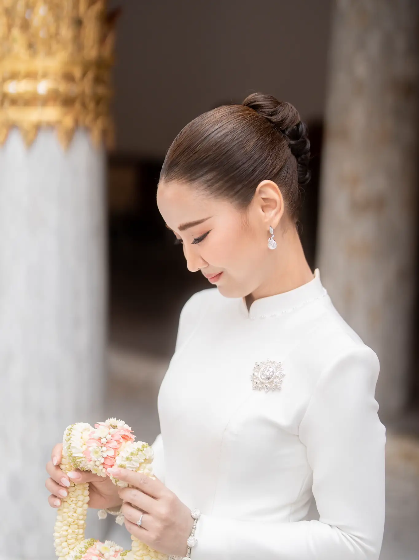 จัดงานแต่งวัดราชบพิธ Ep.4 ช่างหน้าและชุด | แกลเลอรีที่โพสต์โดย Areeya Azii Thi | Lemon8