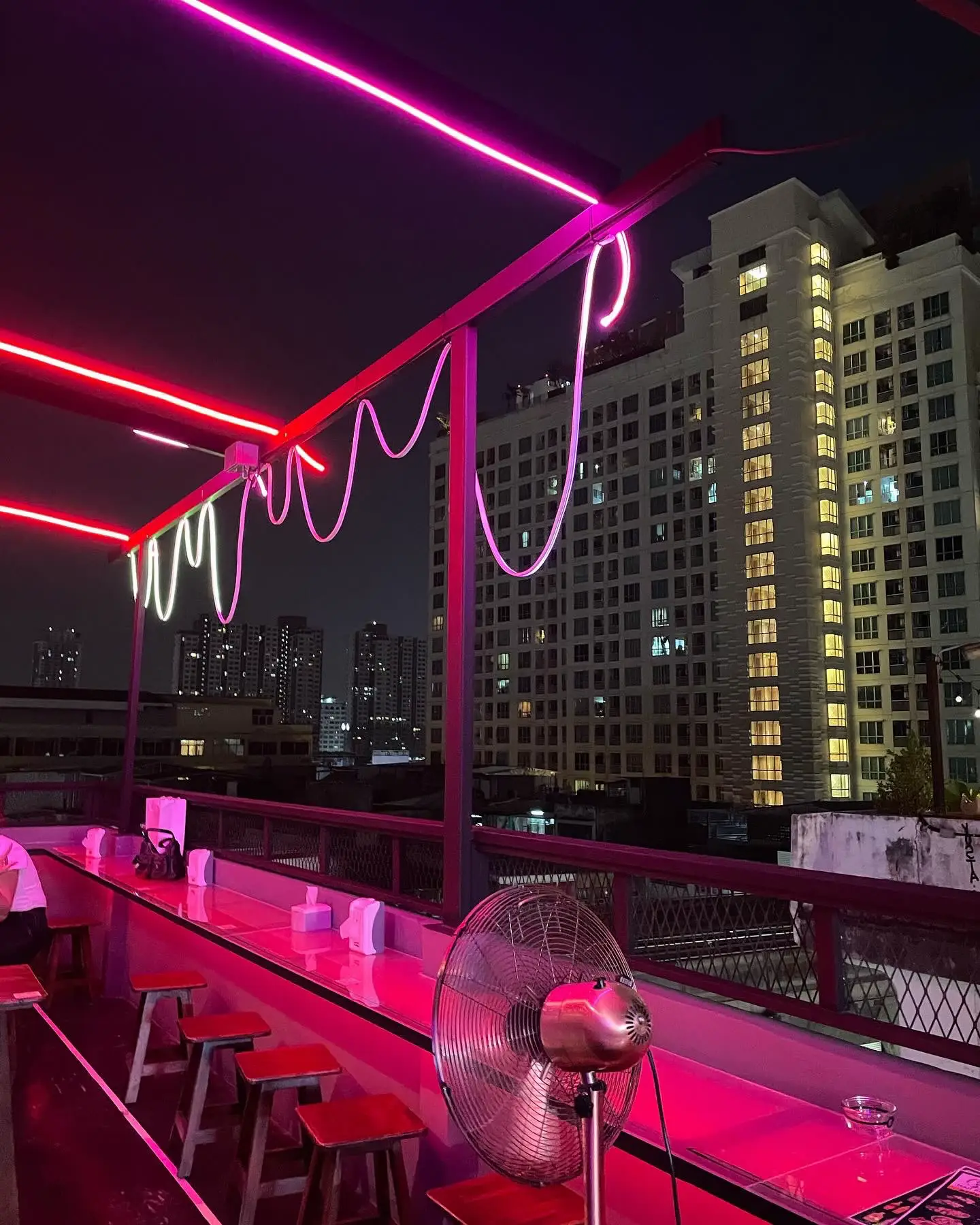 แนะนำที่เดท Rooftop Ari ราคาหลักร้อย Maji Bar🍹 | แกลเลอรีที่โพสต์โดย ...