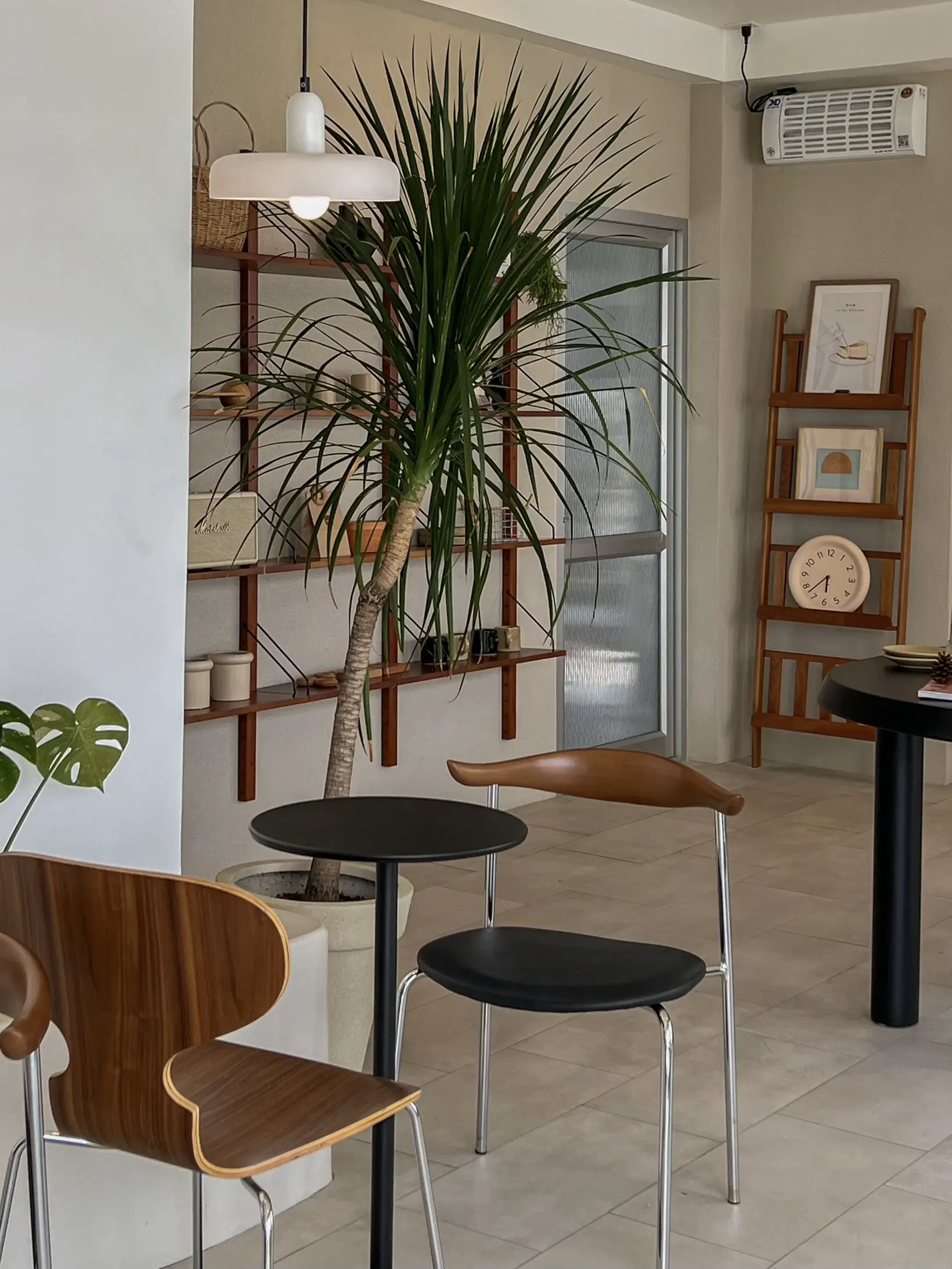 🥯คาเฟ่สไตล์โฮมมี่ vibe ดีย่านปทุมธานี!🛋️🪴 | Galeri disiarkan oleh Jabchaith | Lemon8