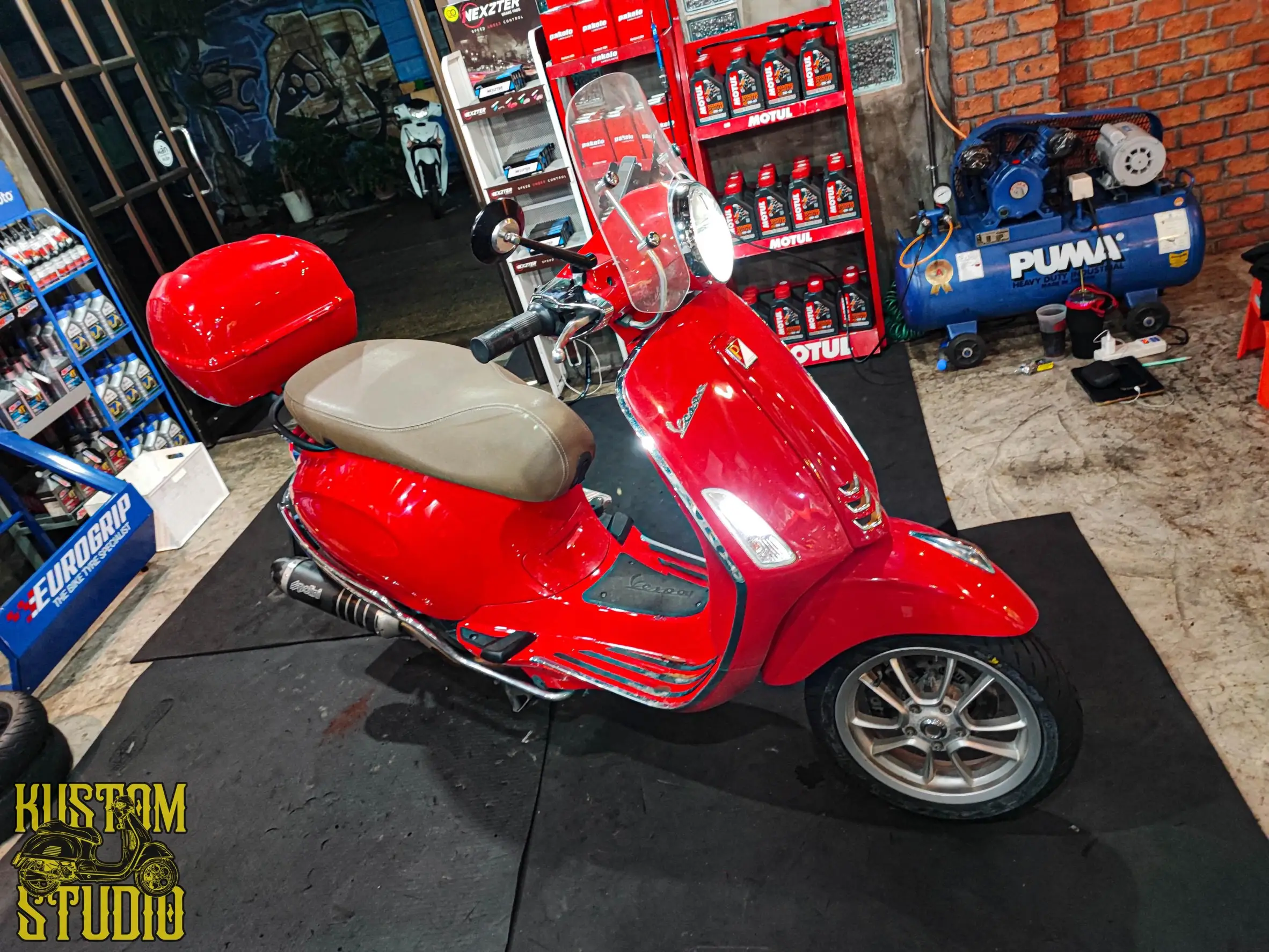 ขับขี่ปลอดภัย🌩️ หน้าฝนรีบมาเปลี่ยนยาง/น้ำมันเครื่องนะฟรีค่าแรง🛵 | แกล ...