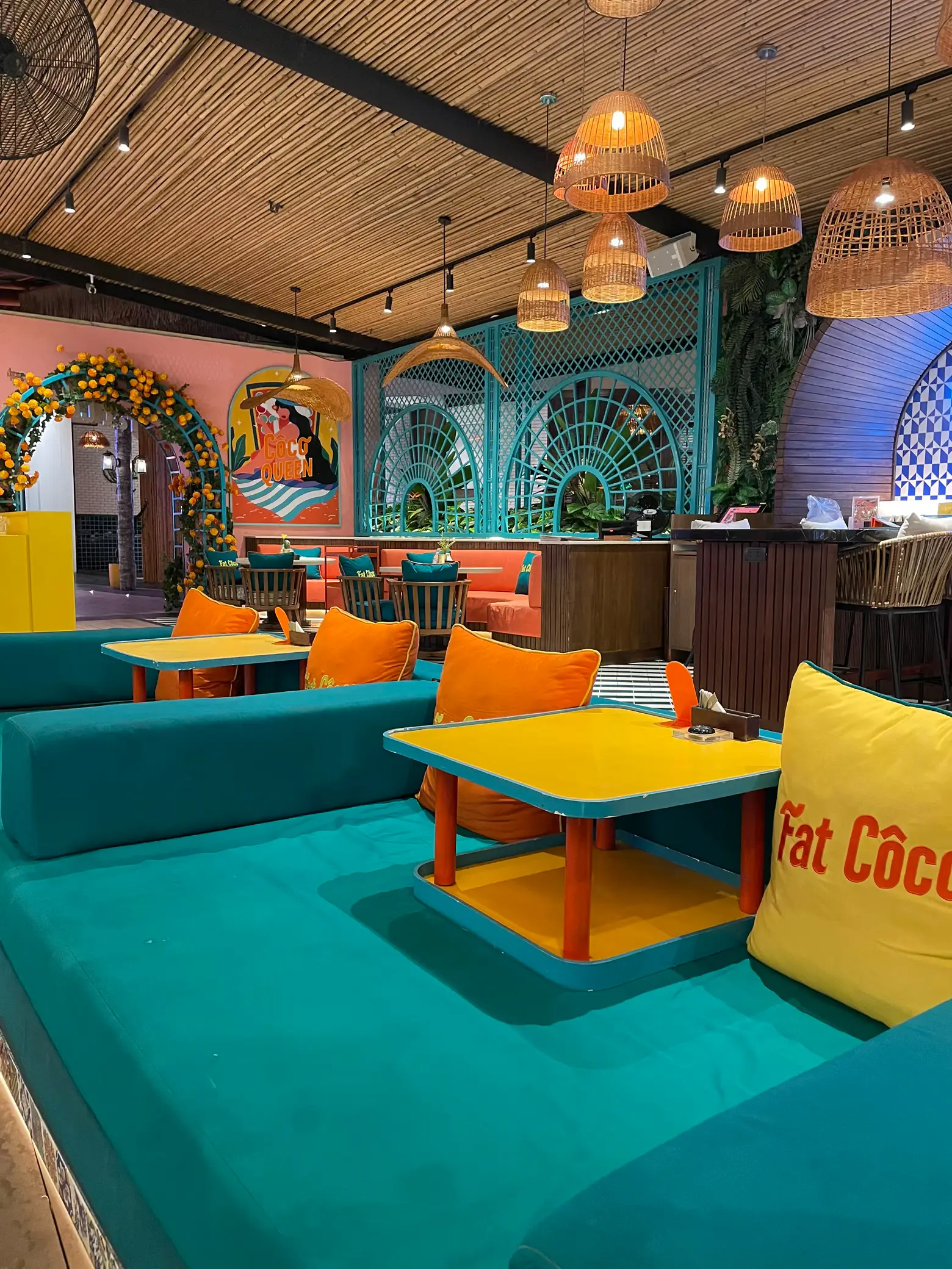 รีวิวบรรยากาศพร้อมมุมถ่ายรูป FAT COCO SEAFOOD CLUB 🍹📸🌴 | แกลเลอรีที่ ...