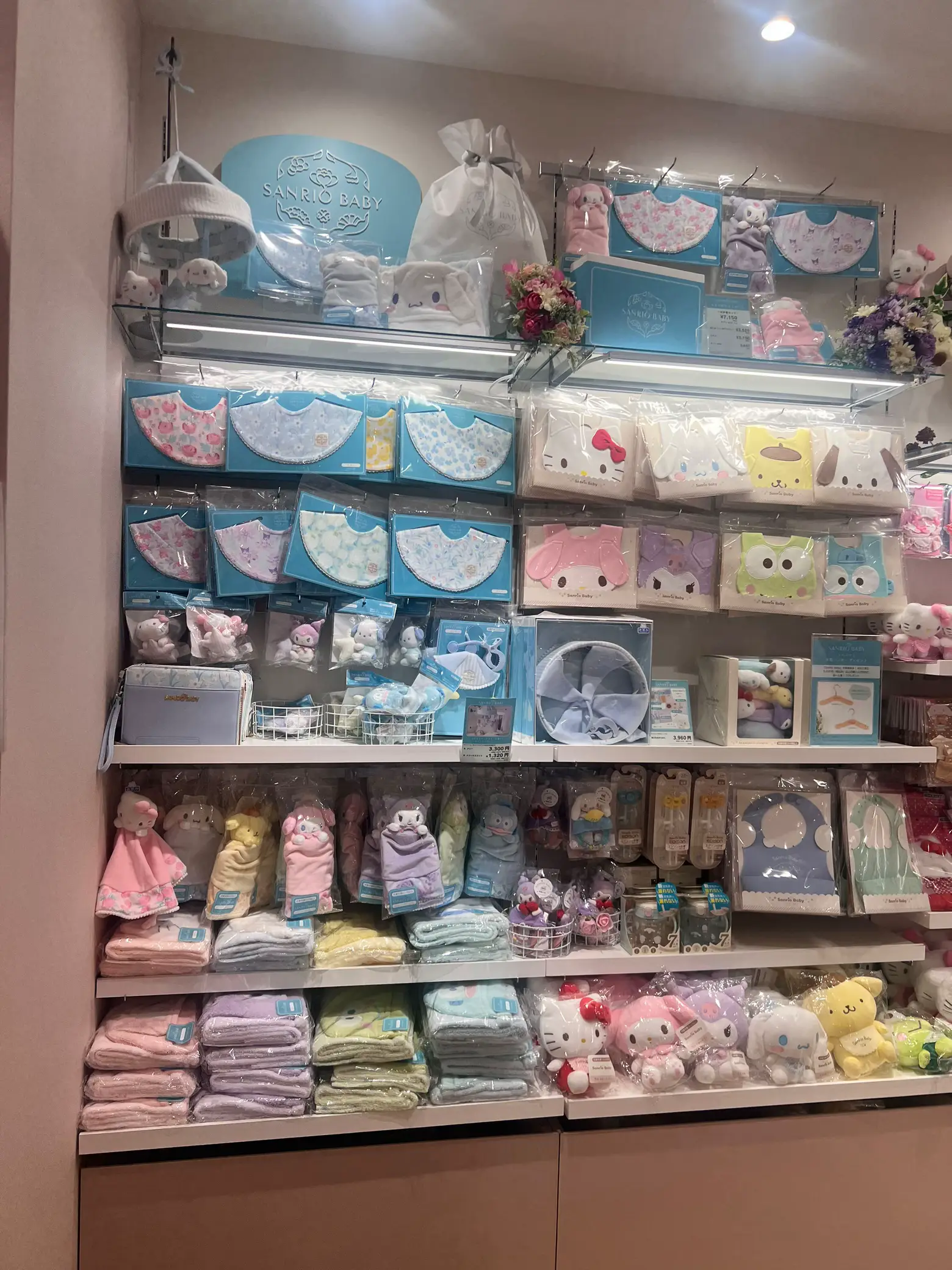 Sanrio shop@Shinjuku Tokyo | แกลเลอรีที่โพสต์โดย miintps | Lemon8