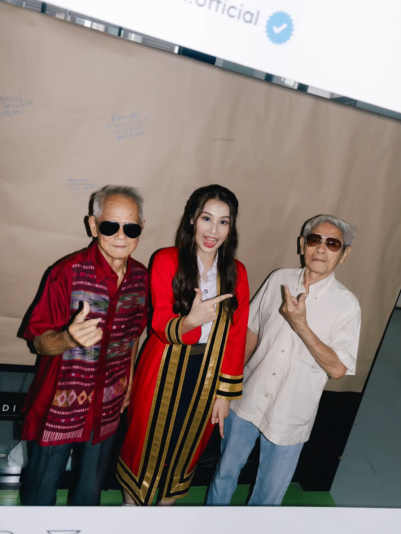 Dark Mode Graduation Photoshoot!! 📸🎓 ️ Part 2 | แกลเลอรีที่โพสต์โดย ...