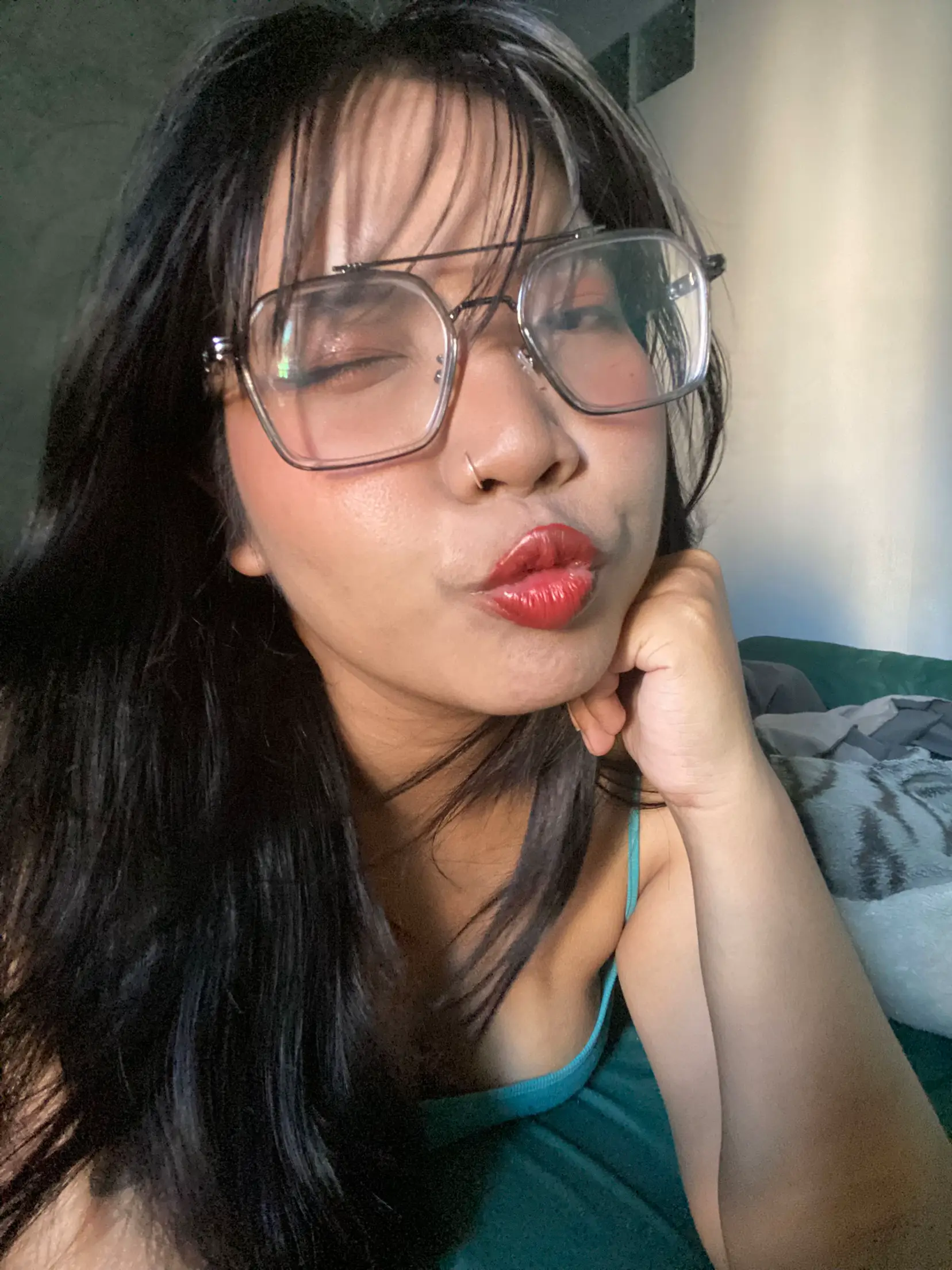 แต่งหน้าลุคสาวแว่นอยู่ห้องชิวๆ | แกลเลอรีที่โพสต์โดย Bua Bua | Lemon8