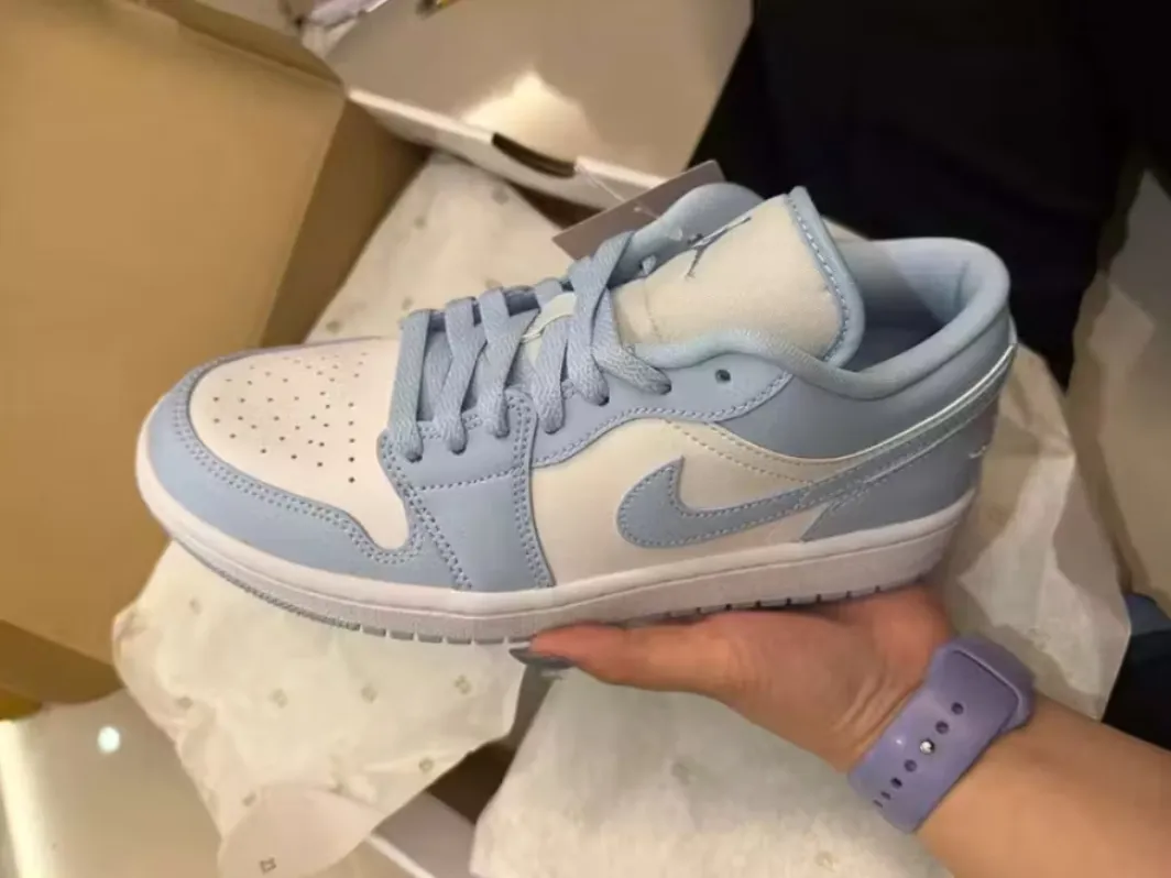 Jordan Air Jordan 1 low“aluminum” | แกลเลอรีที่โพสต์โดย Por.Pang🌻 | Lemon8