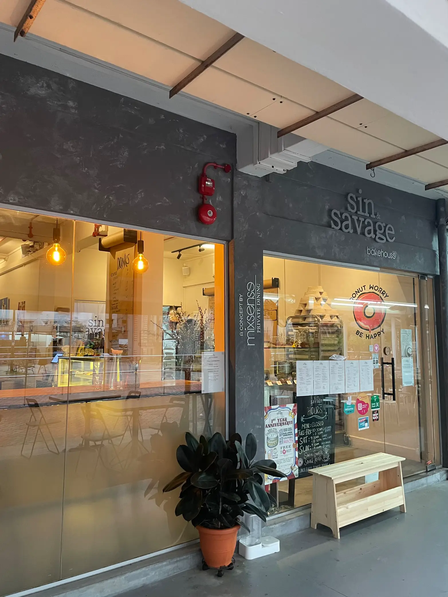 cozy cafe w the most YUMZ chicken 😙 | Gallery posted by yumnomss | Lemon8
