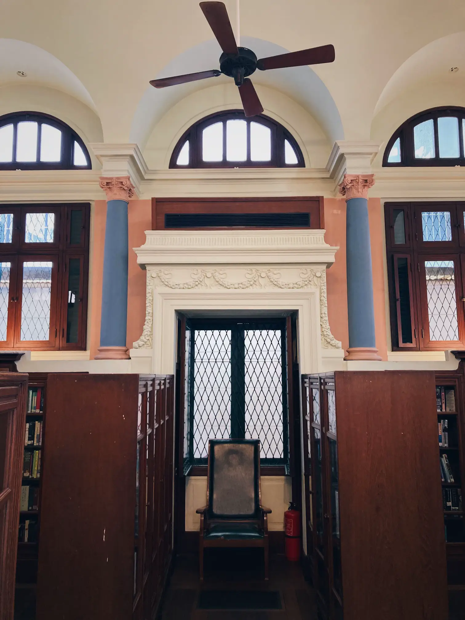 ห้องสมุดสไตล์คลาสสิก: Neilson Hays Library 📖🤎 | แกลเลอรีที่โพสต์โดย ...