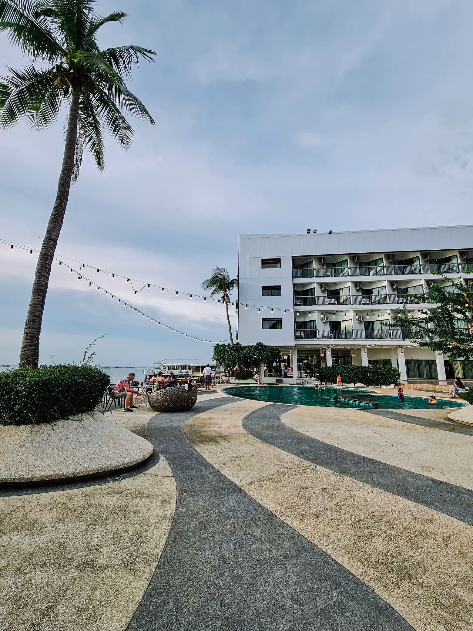 พักติดทะเลใกล้กรุงเทพ 🌊 The Loft Seaside Siracha | แกลเลอรีที่โพสต์โดย iApinyaa | Lemon8