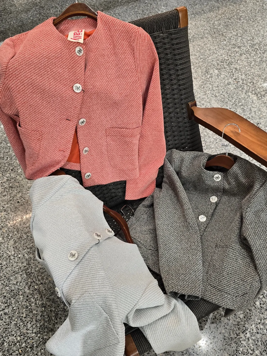 พามาดูเสื้อ Jacket Rally รุ่นใหม่ ถึงหน้าร้าน! 🪅 | แกลเลอรีที่โพสต์โดย thetinybangs | Lemon8