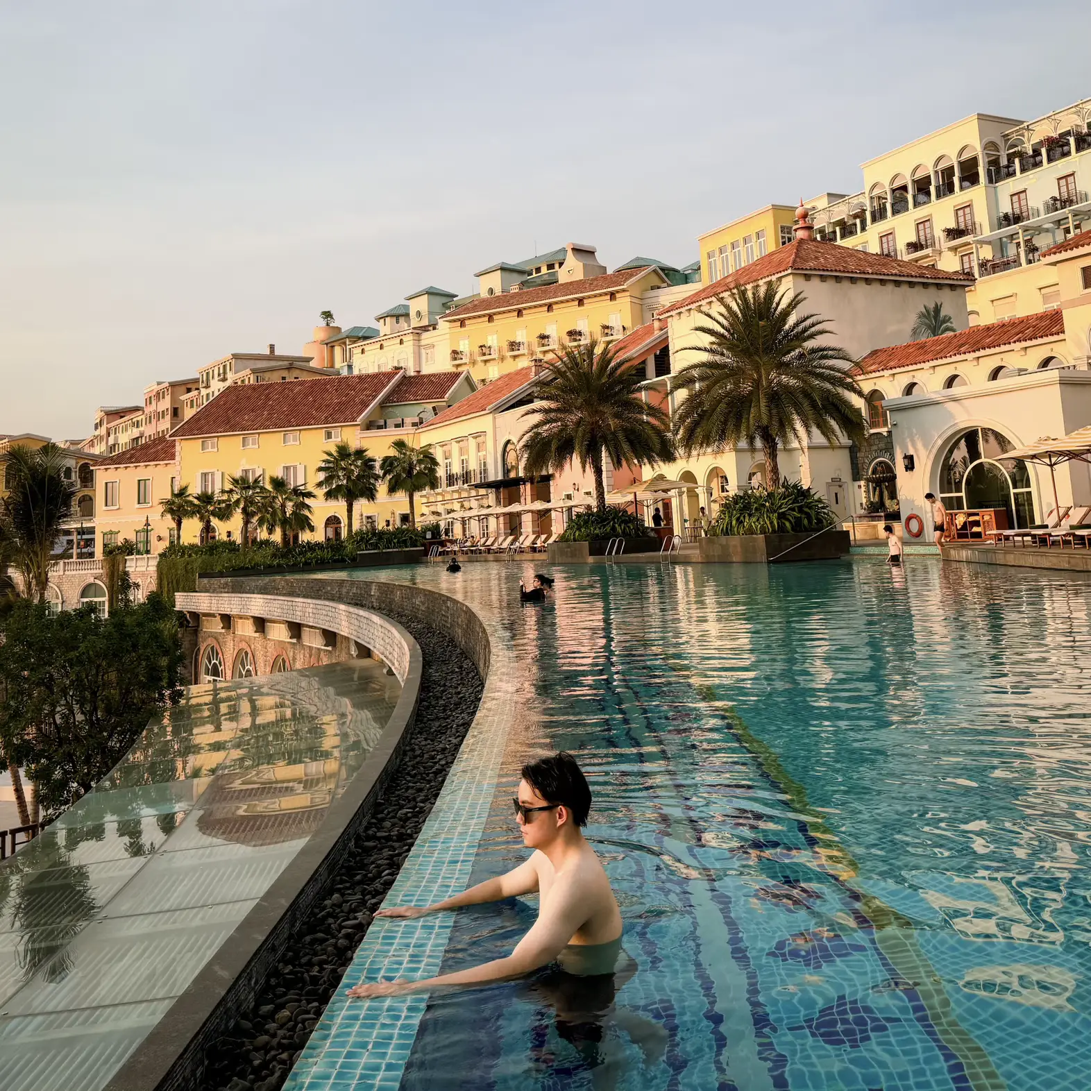 โรงแรมสวยยืนหนึ่งใน Sunset town เกาะฟูก๊วก😍 | แกลเลอรีที่โพสต์โดย Theworldisoutthere | Lemon8