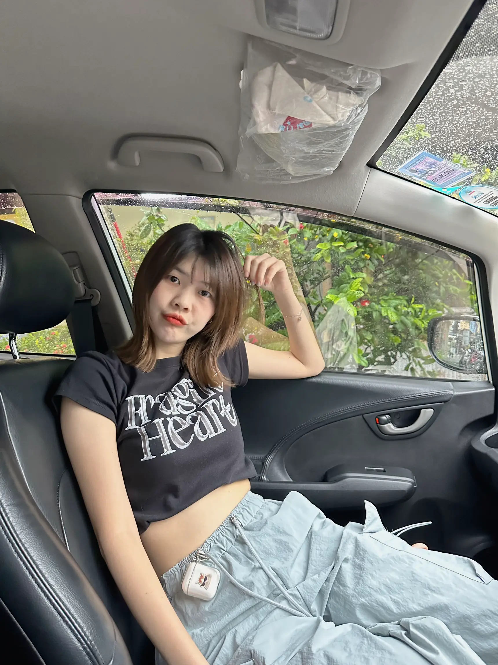 แจกพิกัดกางเกงคาโก้ + baby tee 🖤🤍 | แกลเลอรีที่โพสต์โดย 1994 — 🐈 | Lemon8