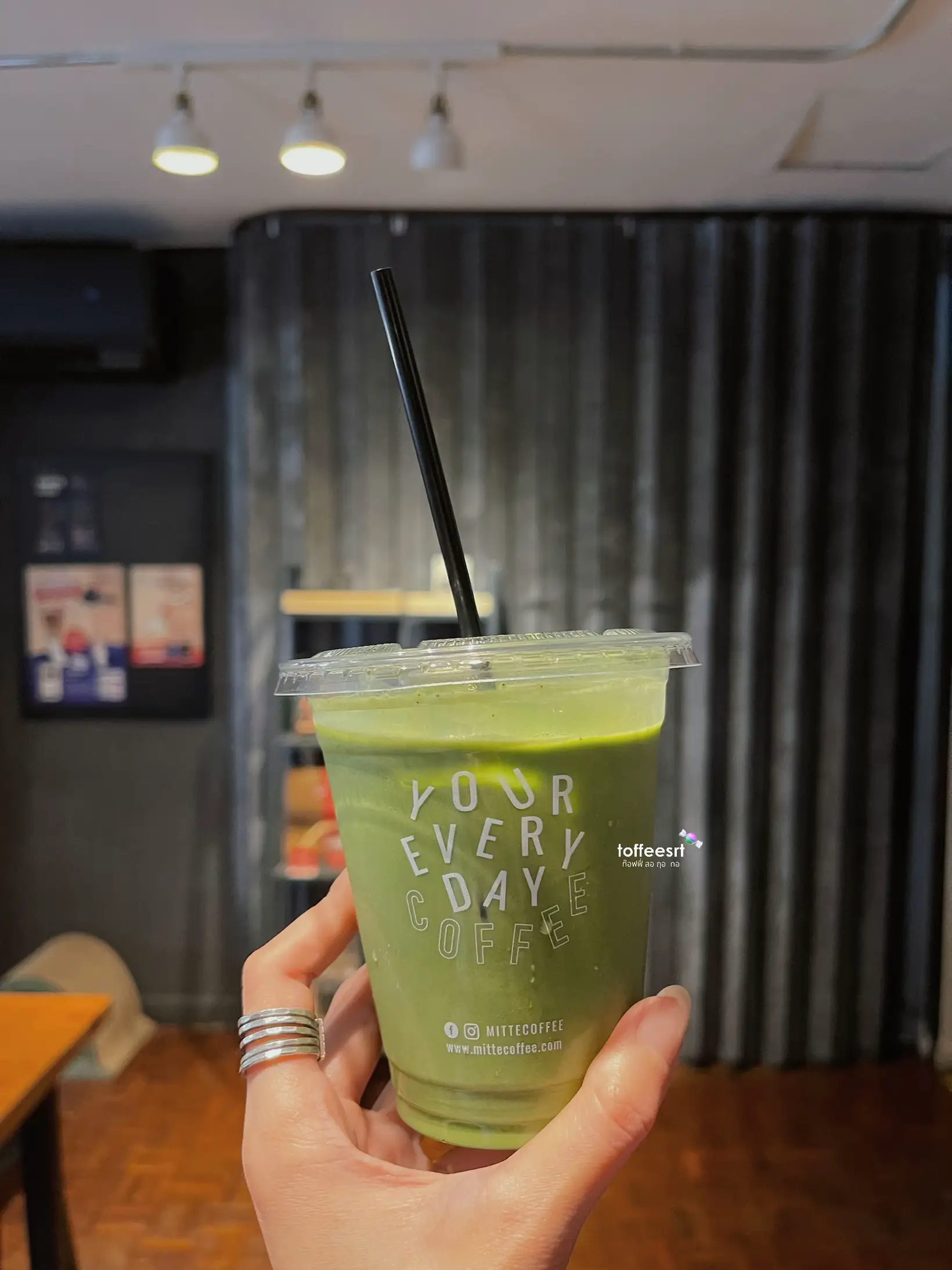MITTE คาเฟ่เมืองทอง ใกล้อิมแพ็ค ขายดีจนต้องเปิดอีกสาขา | แกลเลอรีที่โพสต์โดย toffeesrt | Lemon8
