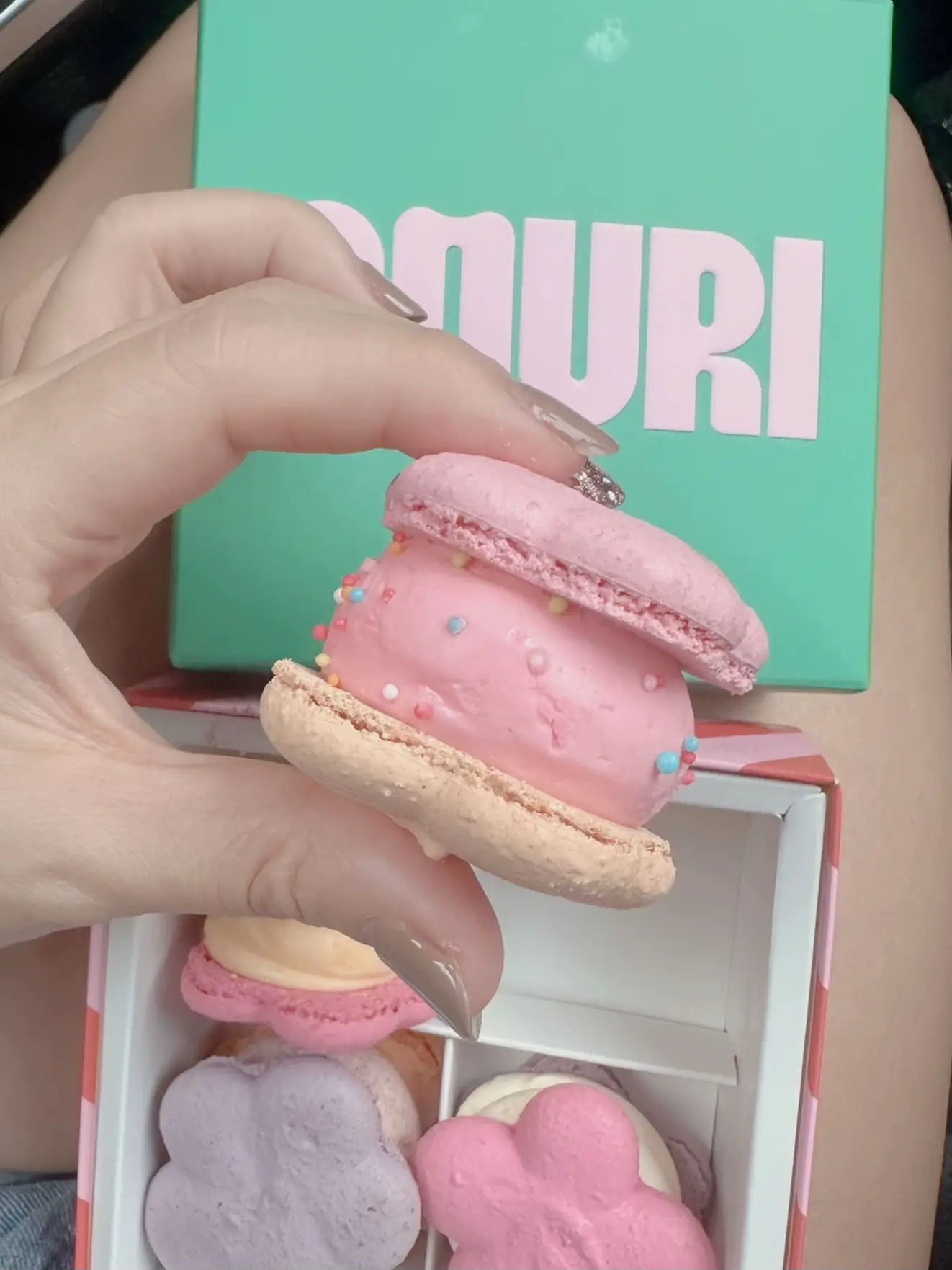 Souri macaron รสใหม่🩷 เป็นรูปดอกไม้🌸 | แกลเลอรีที่โพสต์โดย ฝนนี่ รีวิว ...