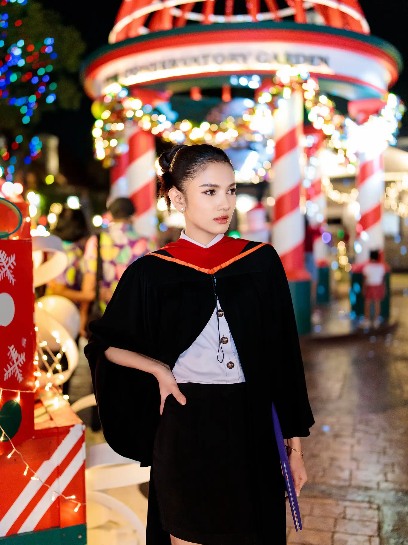 ไอเดียถ่ายรูปรับปริญญาตอนกลางคืน | แกลเลอรีที่โพสต์โดย Nampetch | Lemon8