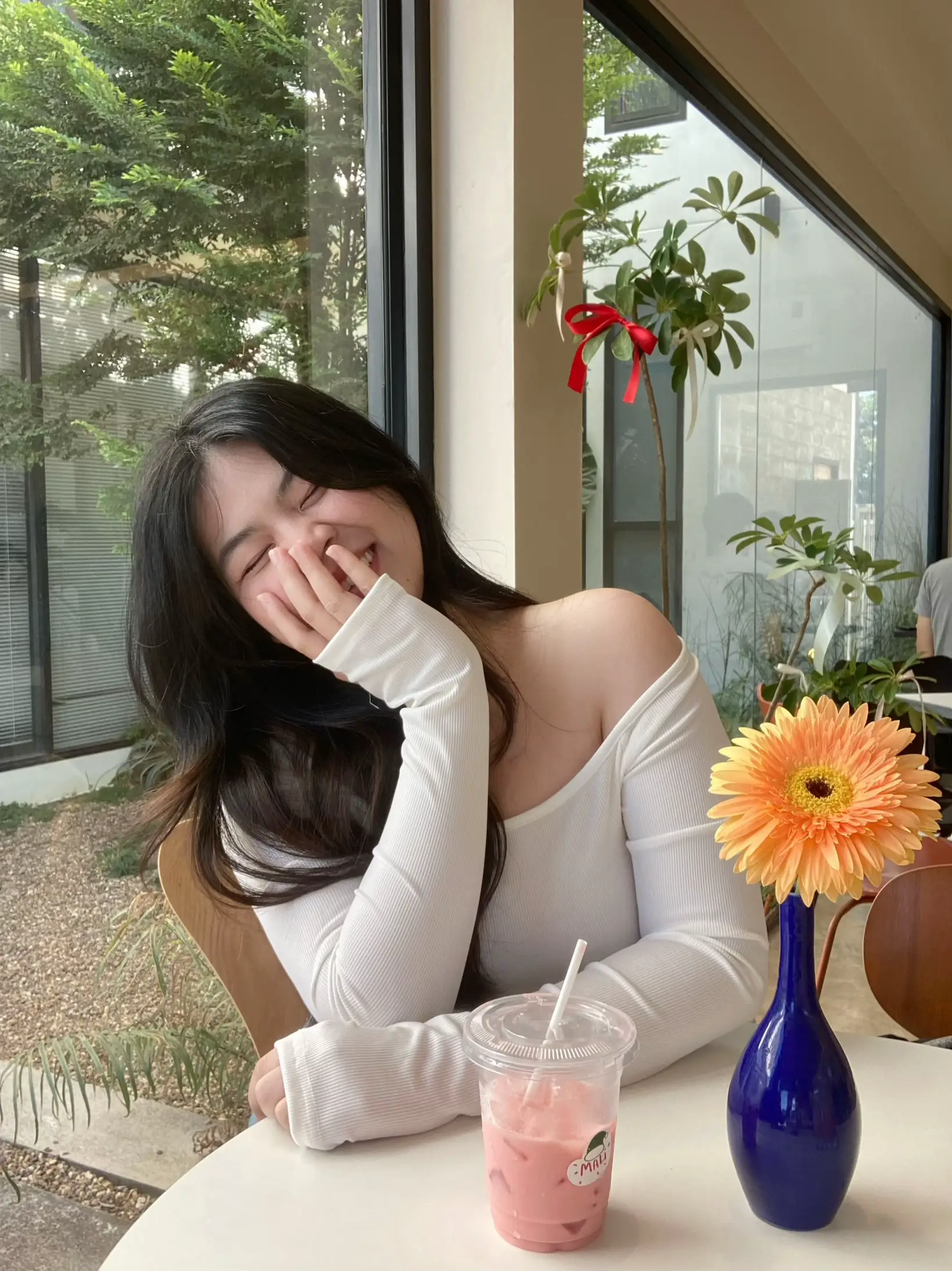 HOW TO POSE? ver.คาเฟ่ เรียกยอดไลค์ (พร้อมพิกัดเสื้อ)🤩📸🌷 | แกลเลอรีที่โพสต์โดย Earn Jar 🤍 | Lemon8