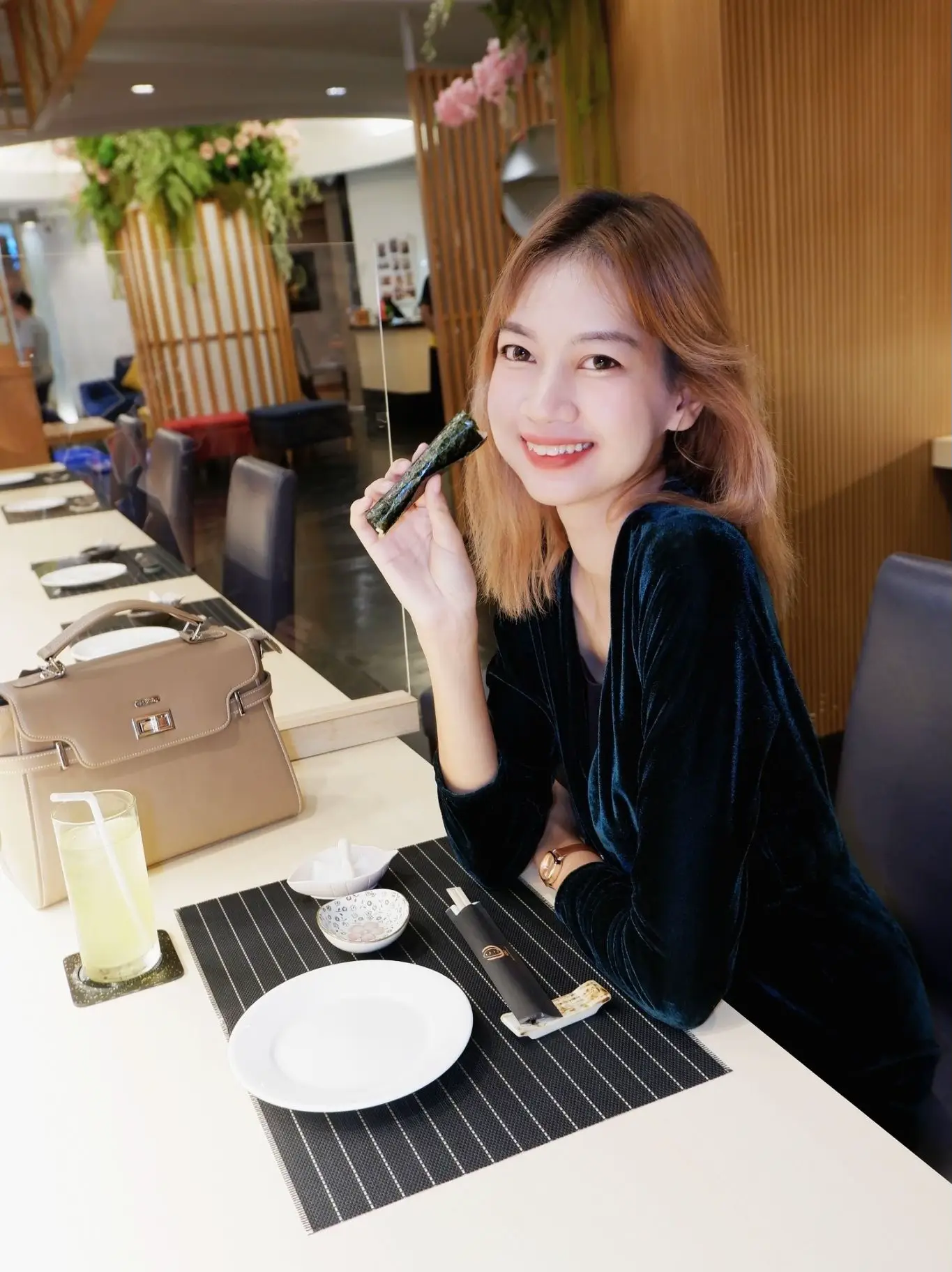 พากิน 𝑲𝑶𝑲𝑶 Hand Roll Bar แฮนด์โรลที่ได้ฟีลโอมากาเสะสุดๆ | แกลเลอรีที่ ...