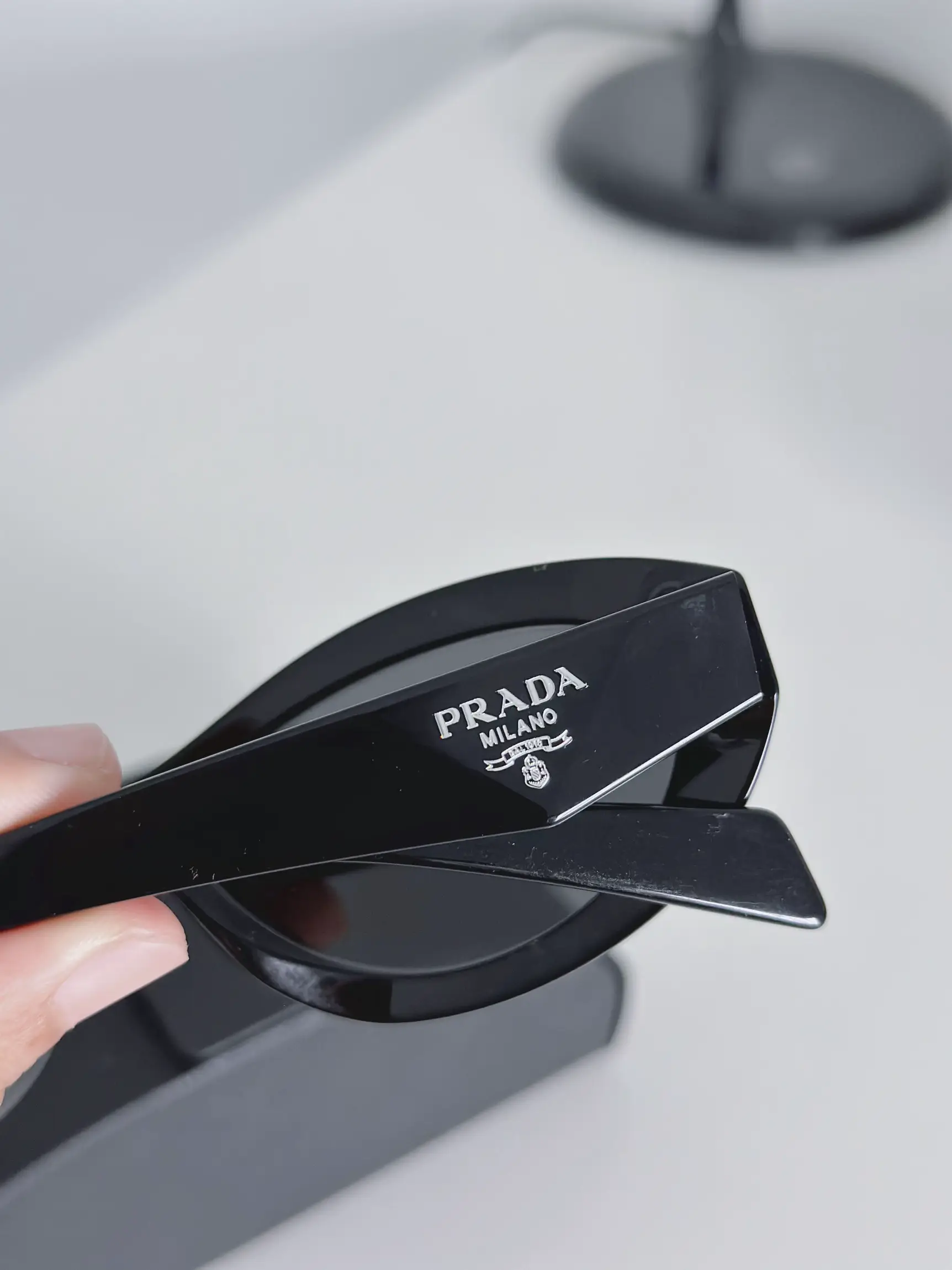 PRADA OVAL แว่นแบรนด์เนมอันแรก🕶️ | แกลเลอรีที่โพสต์โดย 𝓬𝓱𝓸𝓶 | Lemon8