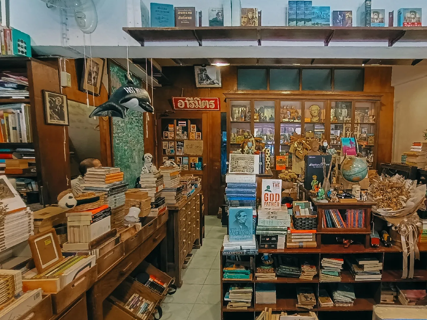 BOOKTOPIA : ร้านหนังสืออุทัยธานี 📕 | แกลเลอรีที่โพสต์โดย ค น ห ล ง ท า ง | Lemon8