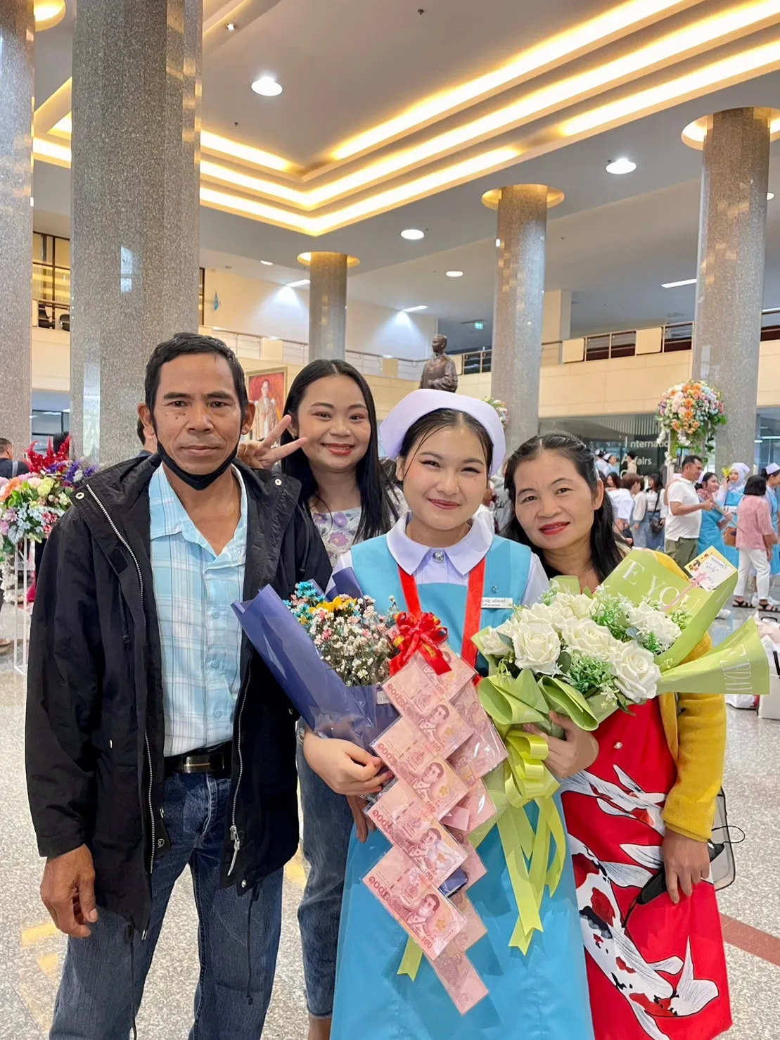 วันรับหมวกพยาบาล 🧑‍⚕️ น้องขิม | แกลเลอรีที่โพสต์โดย Chenchira | Lemon8