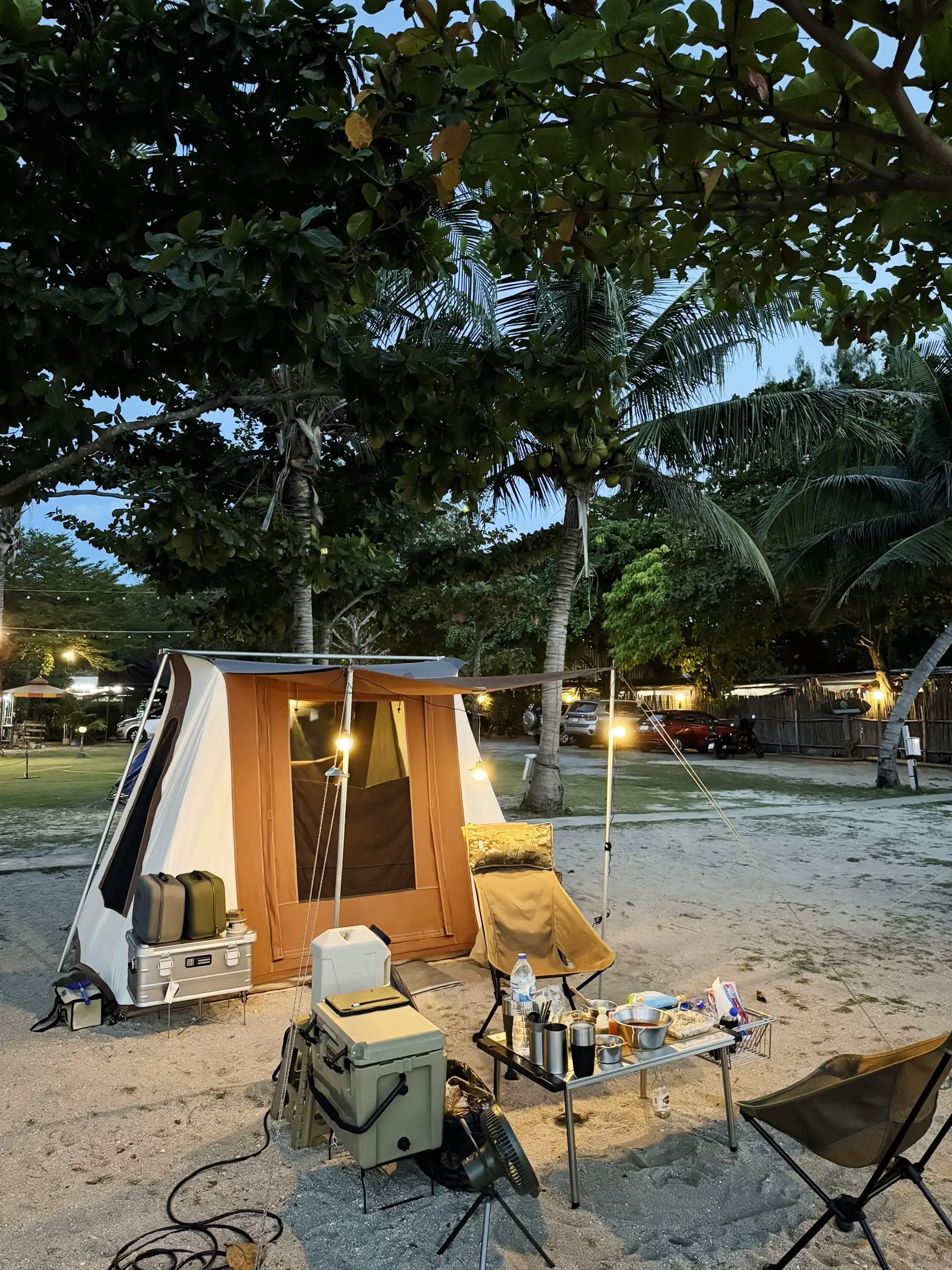 Beach Camp | แกลเลอรีที่โพสต์โดย Poon Prapaporn | Lemon8