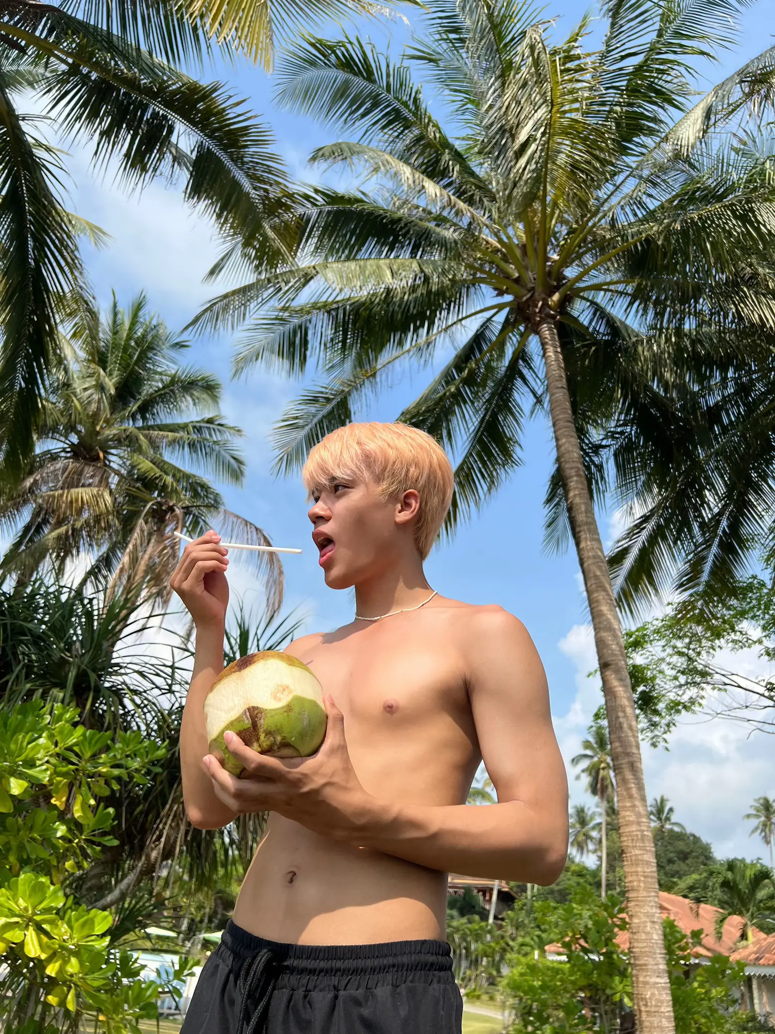 ไอเดียถ่ายรูปที่ทะเลกับมะพร้าวคู่ใจ🥥🌴 | แกลเลอรีที่โพสต์โดย Nine C. | Lemon8