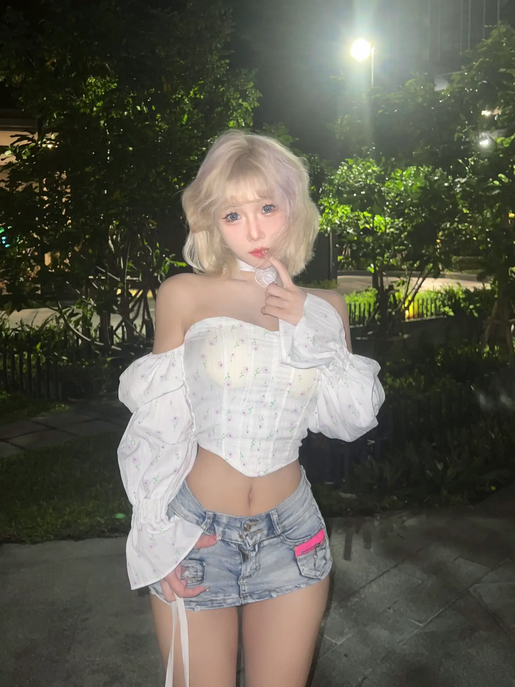 OOTD เปิดแฟลชถ่ายรูปกลางคืน! | แกลเลอรีที่โพสต์โดย fenfen_芬芬 | Lemon8