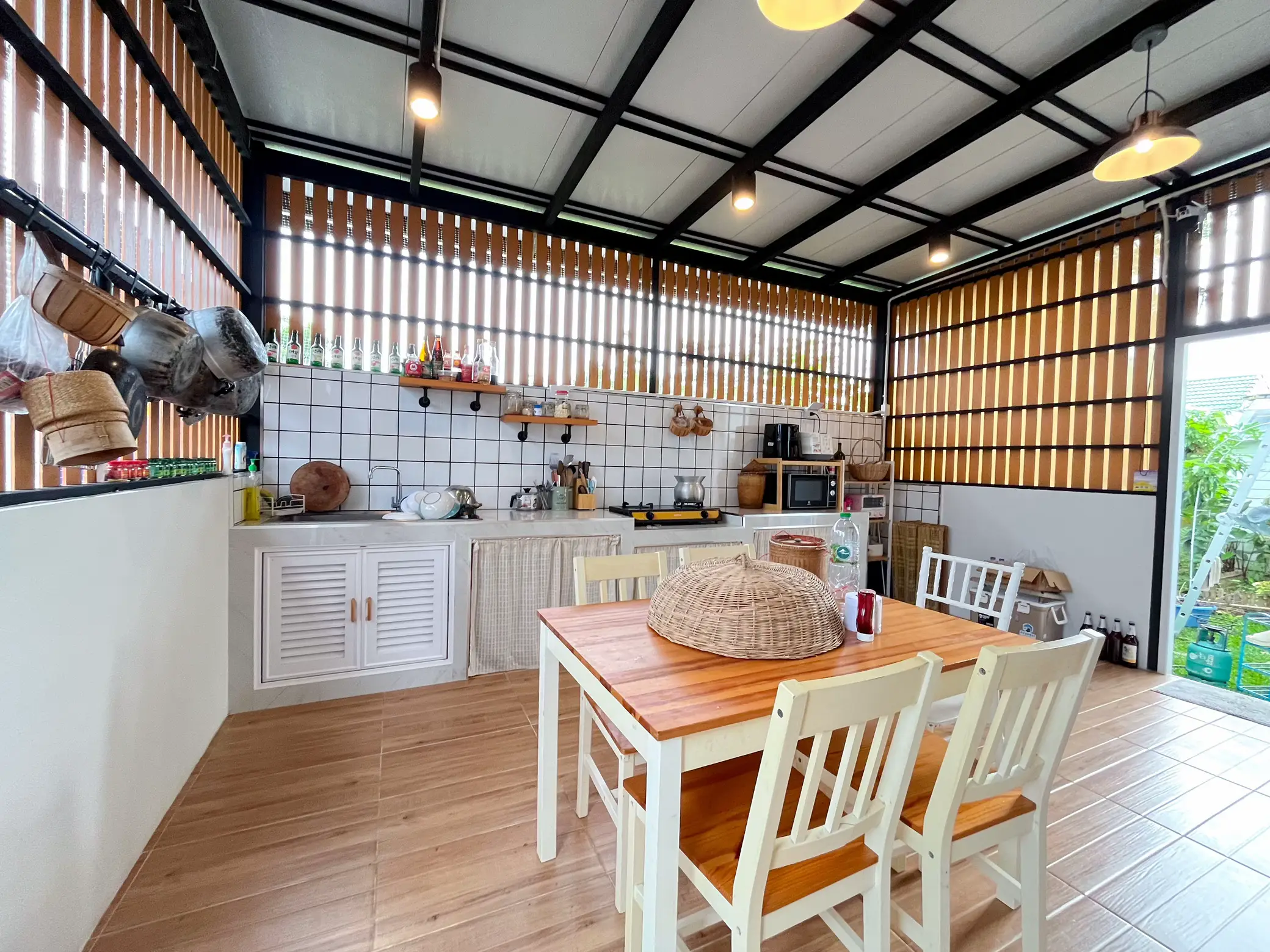 ครัวไทยหลังบ้านพร้อมงบประมาณ | แกลเลอรีที่โพสต์โดย Baan.Mhee.Story | Lemon8