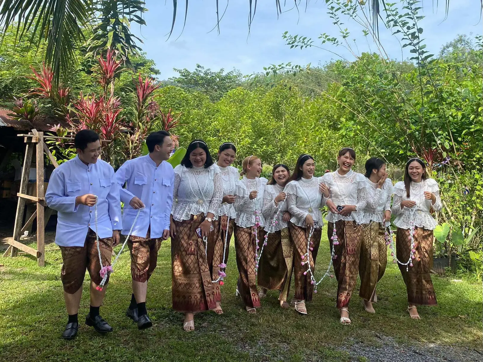 ชุดไทยเพื่อนเจ้าสาว | แกลเลอรีที่โพสต์โดย Khun Pack | Lemon8