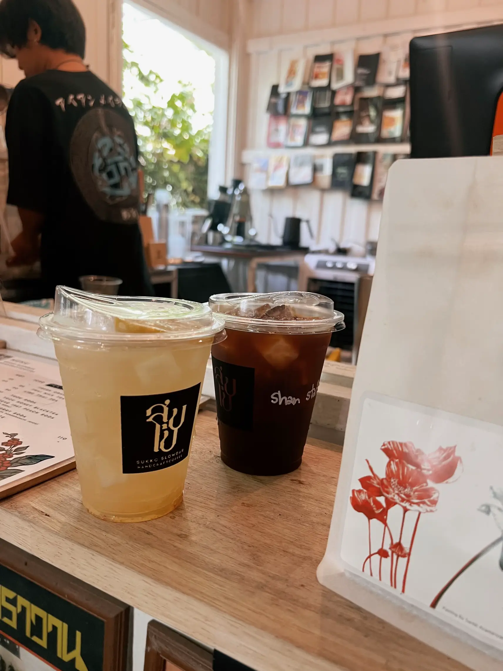 “สุขโข” ร้านกาแฟที่ซ่อนอยู่ในร้านแผ่นเสียง 🖤 | แกลเลอรีที่โพสต์โดย KimVlog | Lemon8