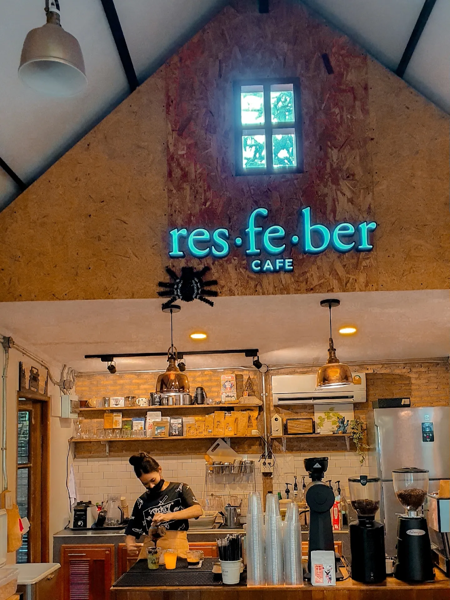 🏕 res•fe•ber | คาเฟ่ลับฟีลแคมป์ปิ้งกระท่อมไม้ในสวน | แกลเลอรีที่โพสต์โดย 🌷Sq'Robreez | Lemon8