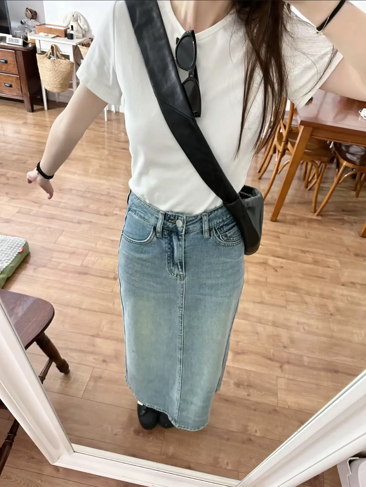 OOTD แมทช์กระโปรงยีนส์กับเสื้อยืดสีขาว | แกลเลอรีที่โพสต์โดย BIBI | Lemon8