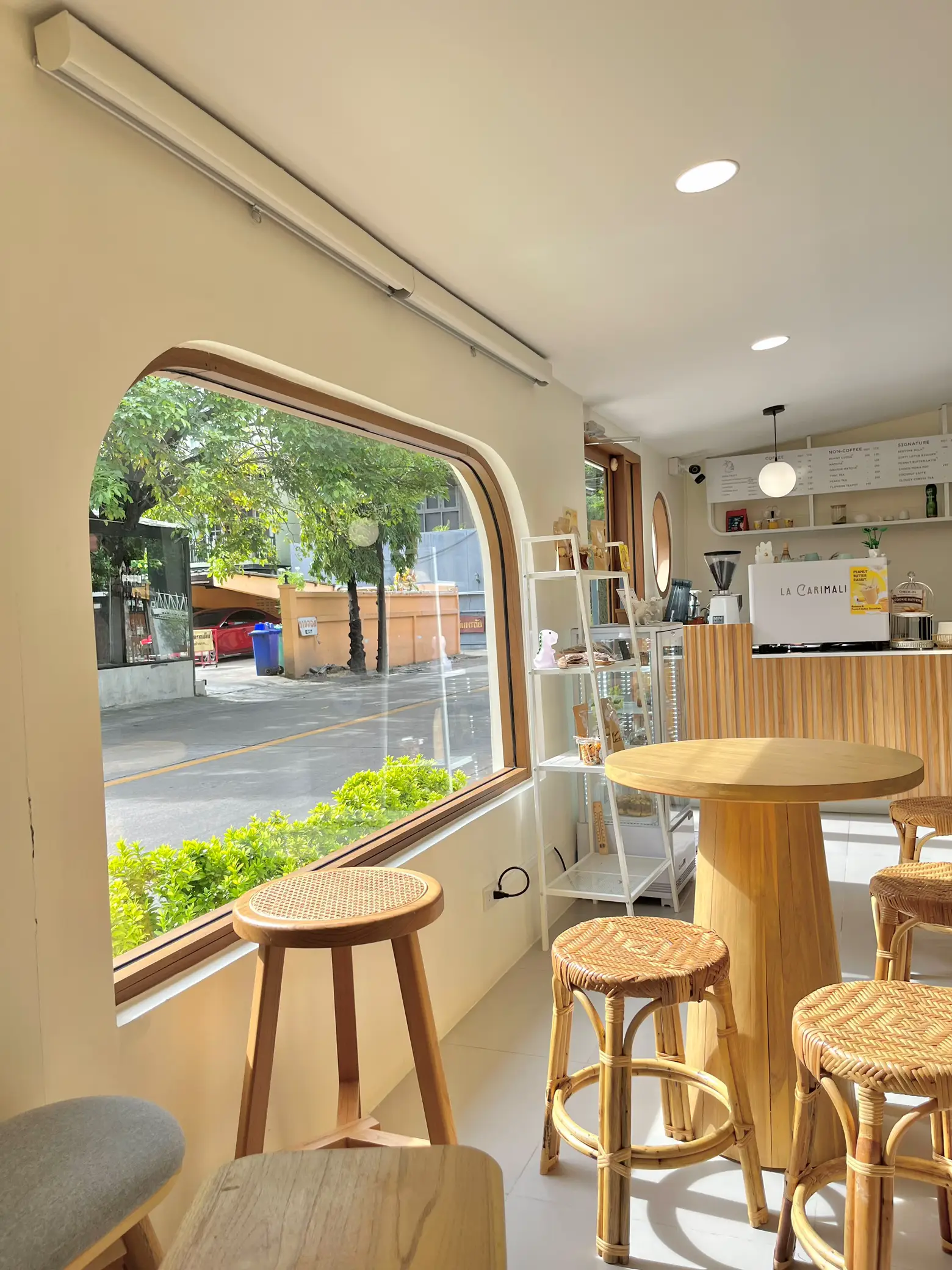 Bedtime cafe คาเฟ่สุดมินิมอลที่มีเตียงนอนย่านอารีย์ 😍 | แกลเลอรีที่ ...