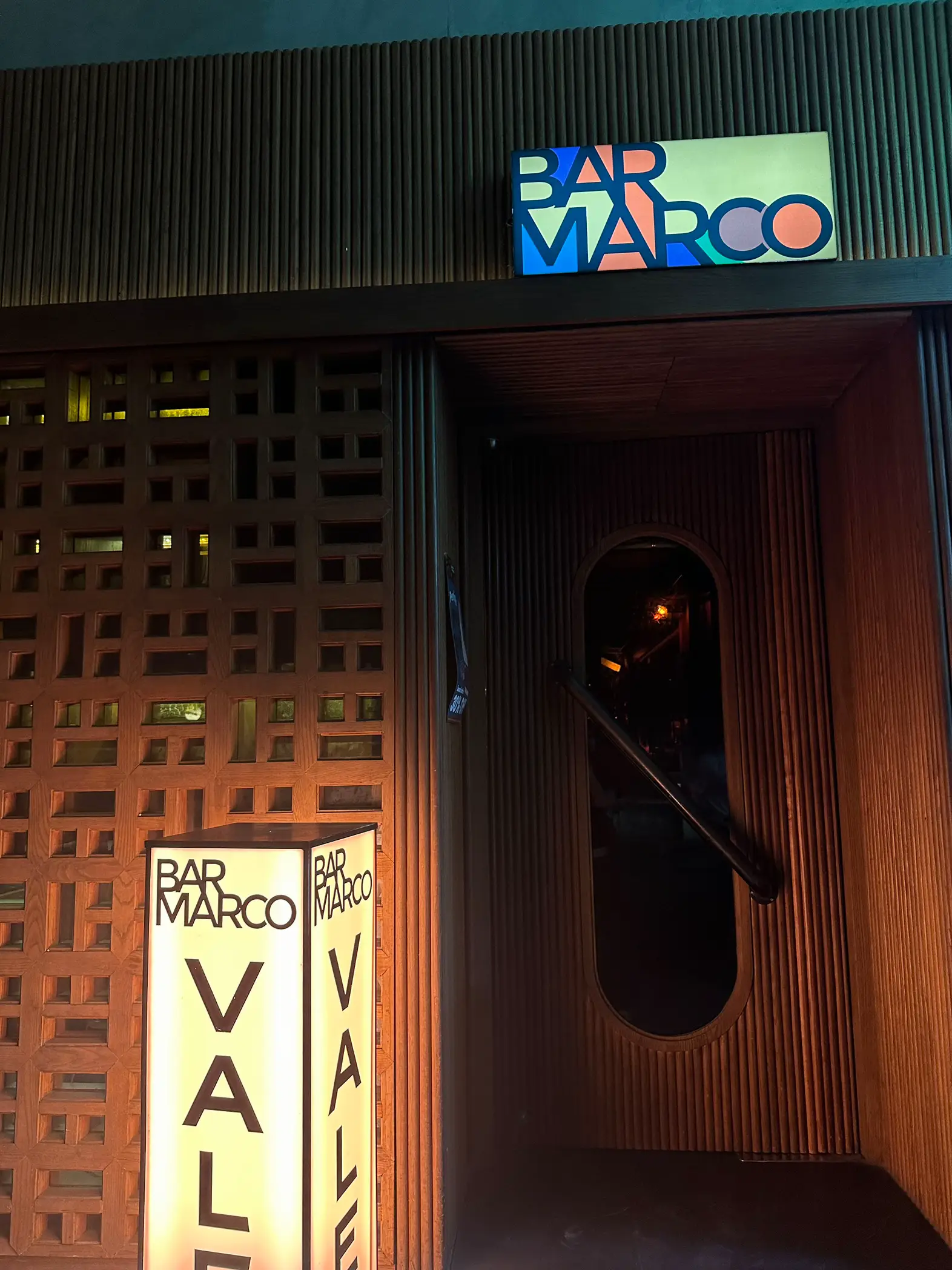 บาร์แผ่นเสียงสุดเก๋ย่านทองหล่อ Bar Marco 📀📻🍸 | แกลเลอรีที่โพสต์โดย ...