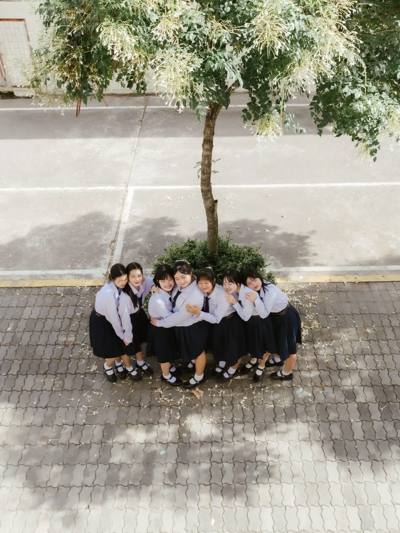 เเชร์ท่าโพสต์ถ่ายปัจฉิม กลุ่มเพื่อน สุด Cute 📸🎓 | แกลเลอรีที่โพสต์โดย Chawin | Lemon8