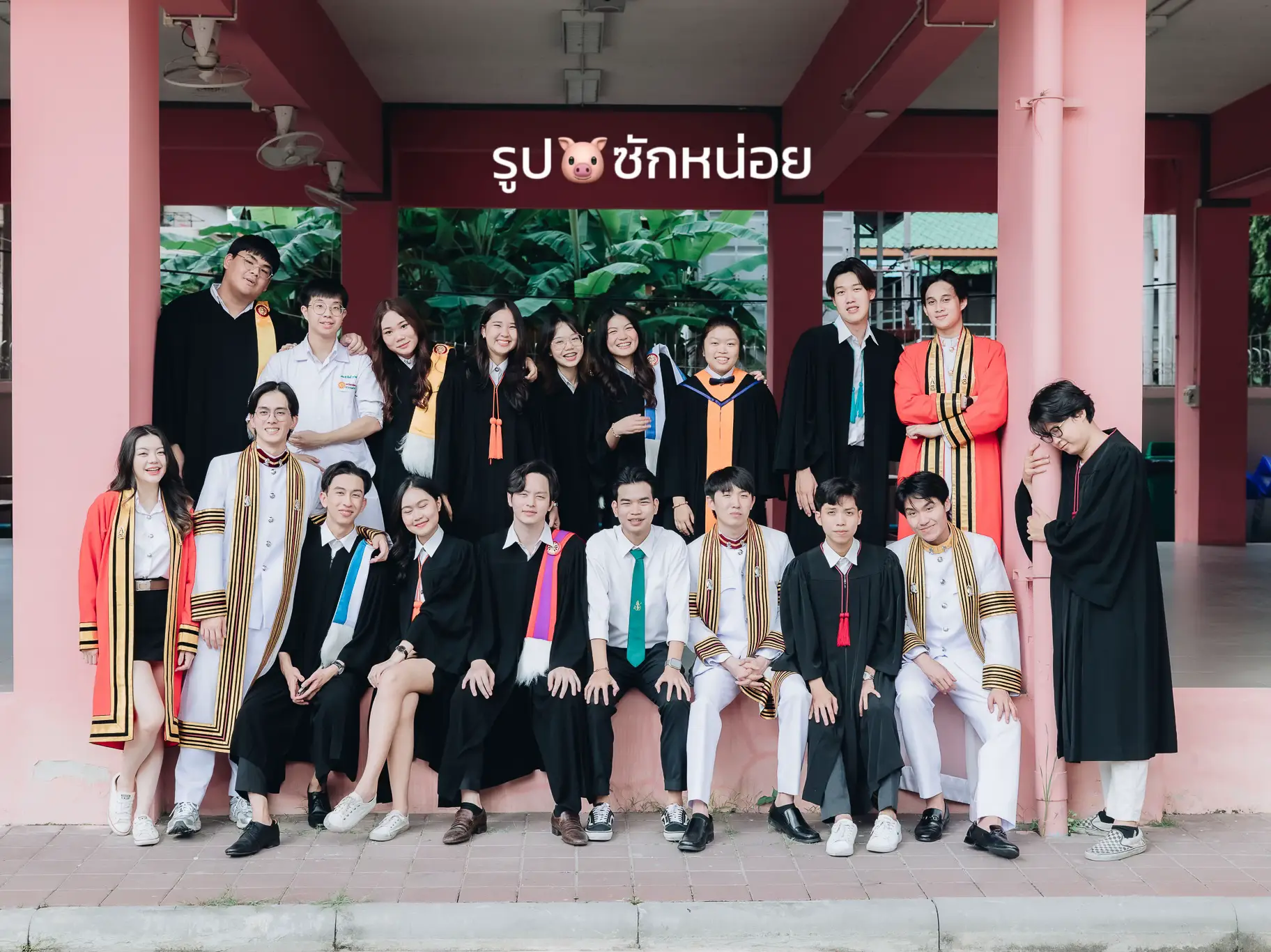 ถ่ายรูปรับปริญญา EP.2 ถ่ายกับกลุ่มเพื่อน 20 คน📷💖 | แกลเลอรีที่โพสต์โดย mormor | Lemon8