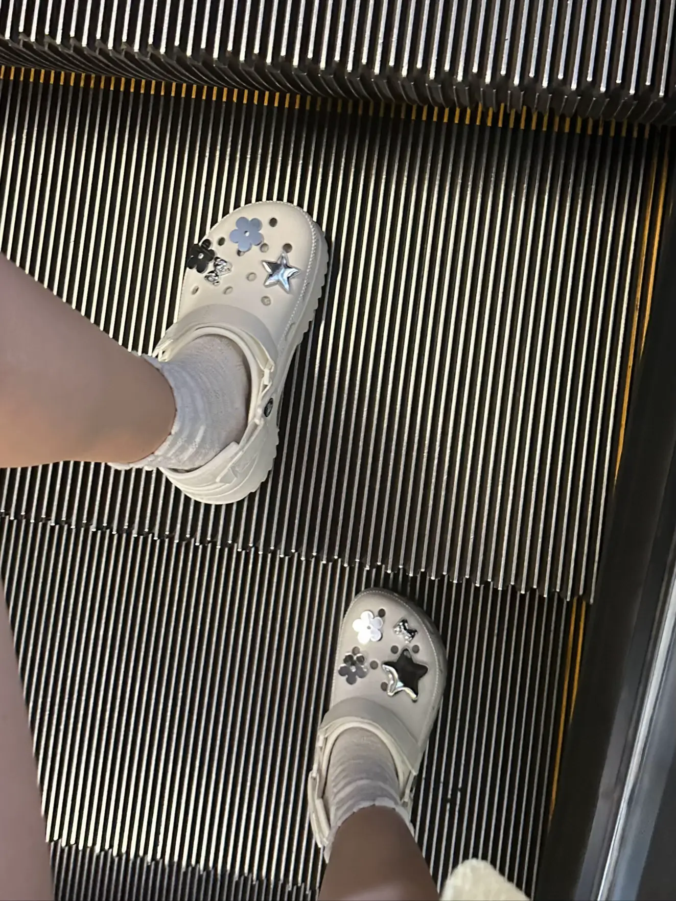 ตัวติดรองเท้า Crocs สไตล์เมทัลลิค y2k ราคาหลักสิบบ 🩶 | แกลเลอรีที่โพสต์ ...