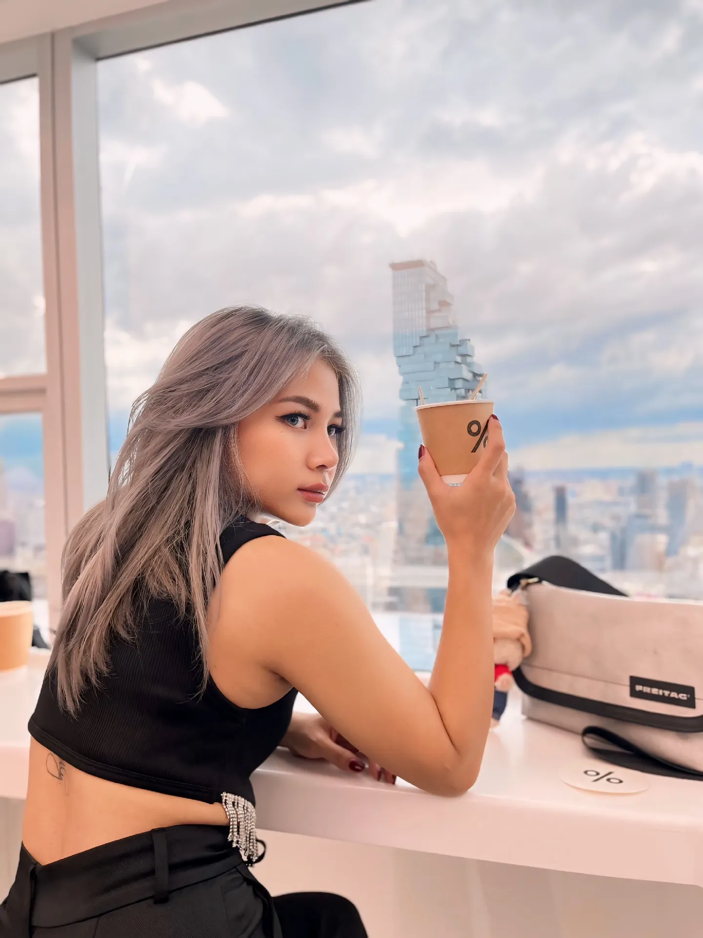 แชร์พิกัด ค่าเฟ่ที่วิวจึ้ง ที่ตึก Empire tower | แกลเลอรีที่โพสต์โดย BUM SRI. | Lemon8