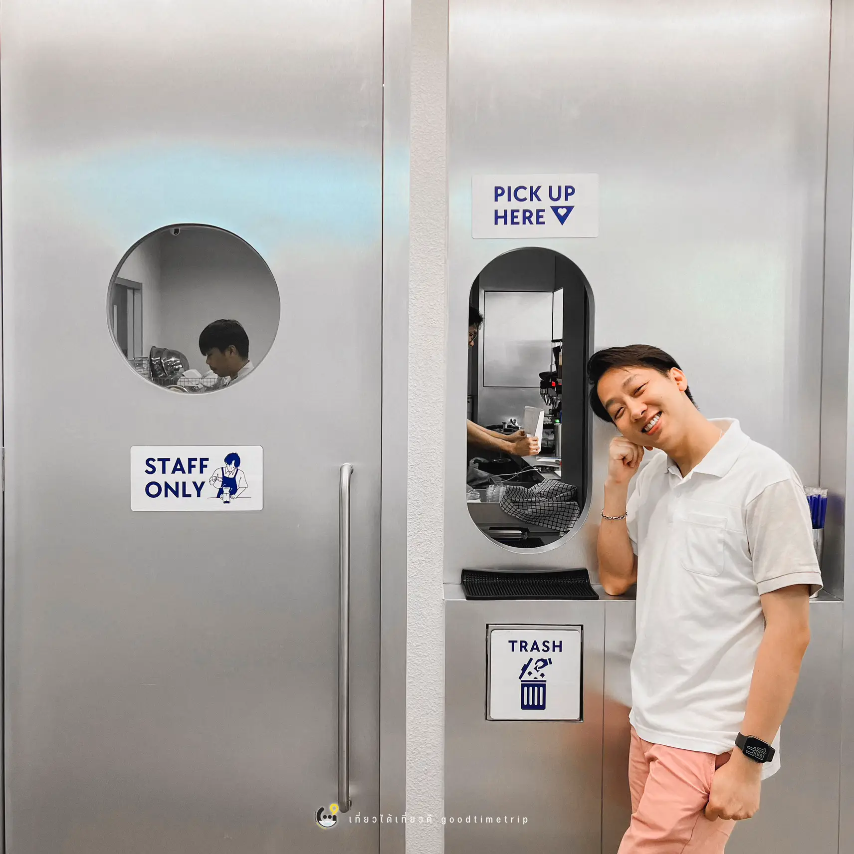 Loveis Cafe & Bar 💙🥤 คาเฟ่เปิดใหม่ | แกลเลอรีที่โพสต์โดย Goodtimetrip | Lemon8