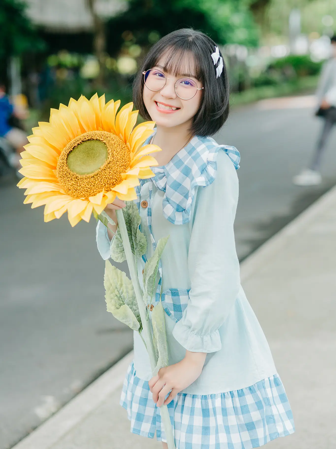 ท่าโพสกับทานตะวันยักษ์! 🌻 | แกลเลอรีที่โพสต์โดย Mookku Bubu 🍀 | Lemon8