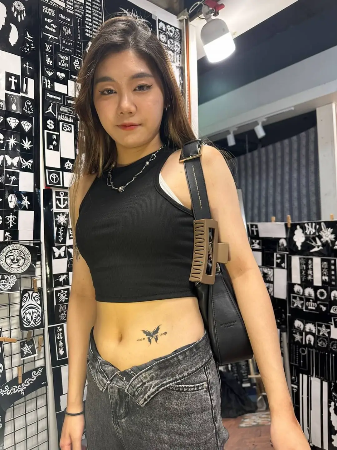 แจกไอเดียบอดี้เพ้นท์แบบสไตล์ Y2K ที่ตึกแดง 📌 🎧 | แกลเลอรีที่โพสต์โดย Real Lazy Body | Lemon8