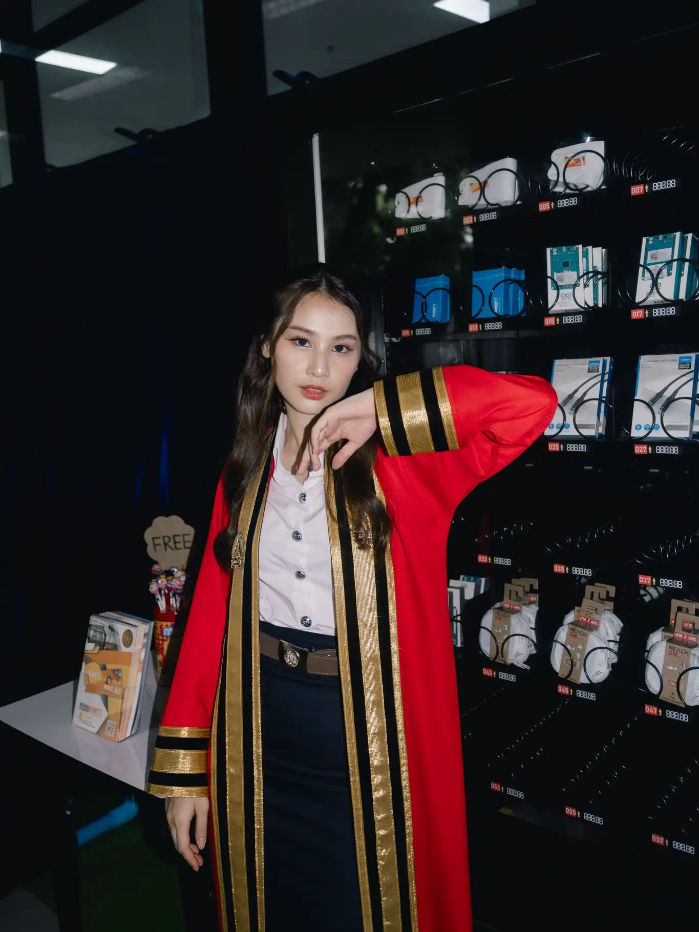 Dark Mode Graduation Photoshoot!! 📸🎓 ️ Part 2 | แกลเลอรีที่โพสต์โดย ...