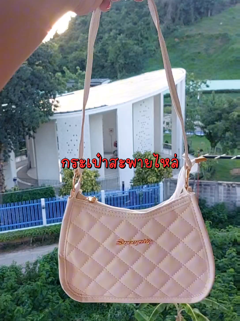 Pinkcool กระเป๋าสะพายไหล่ | วิดีโอที่เผยแพร่โดย Yui Supanida | Lemon8