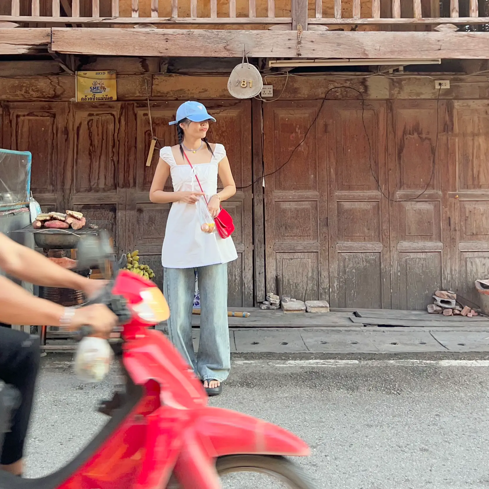 HOW TO ลุคเดินเที่ยวเชียงคาน | แกลเลอรีที่โพสต์โดย Chaya | Lemon8