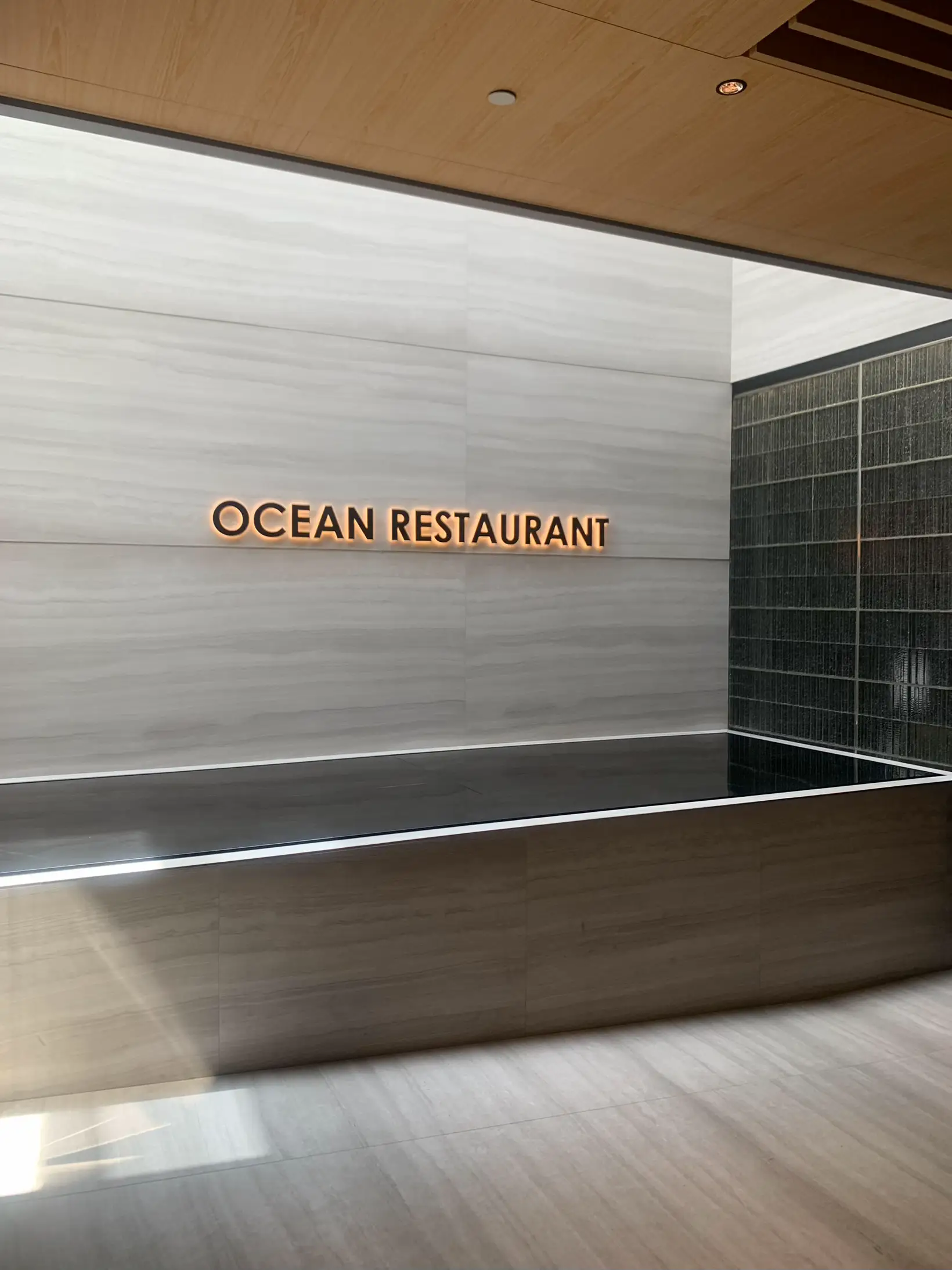 ทานอาหารมื้อหรูกับฝูงปลาที่ Ocean Restaurant Singapore | แกลเลอรีที่ ...