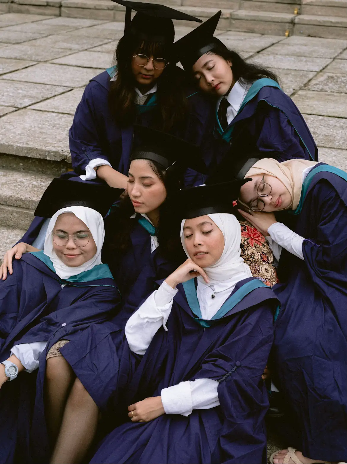 6 Cool Graduation Group Photo Ideas in Campus | แกลเลอรีที่โพสต์โดย lilyorchid | Lemon8