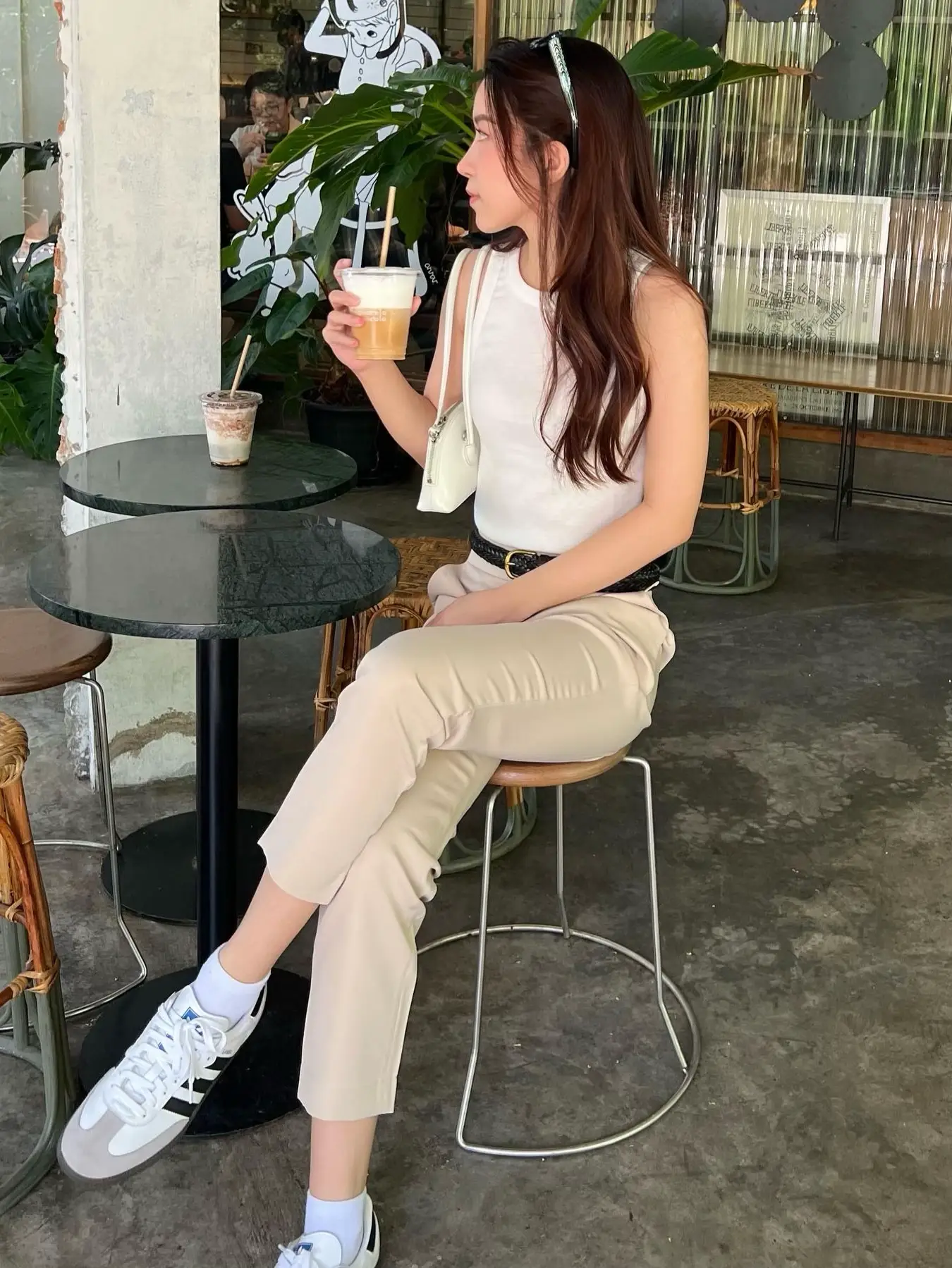 Latte Cafe OOTD แต่งตัวไปคาเฟ่โทนสีเบจ☕️ | แกลเลอรีที่โพสต์โดย maaameaw | Lemon8