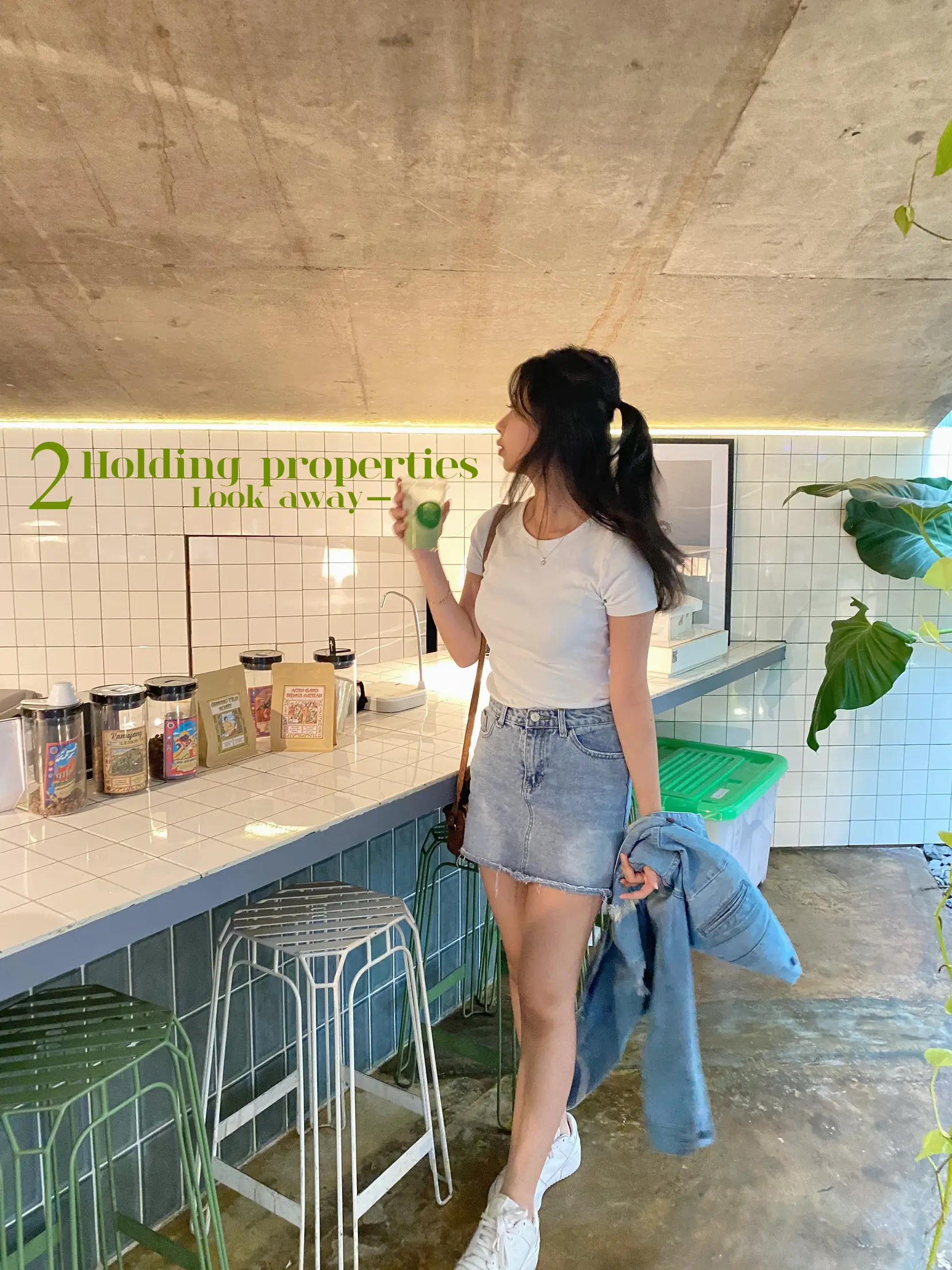 Pose ideas to elevate your looks at coffee shop☕️ | แกลเลอรีที่โพสต์โดย ...